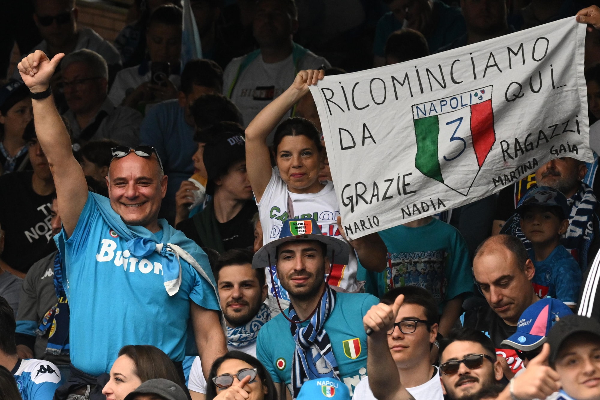 Scudetto Napoli, striscioni e stendardi: tripudio azzurro al Maradona