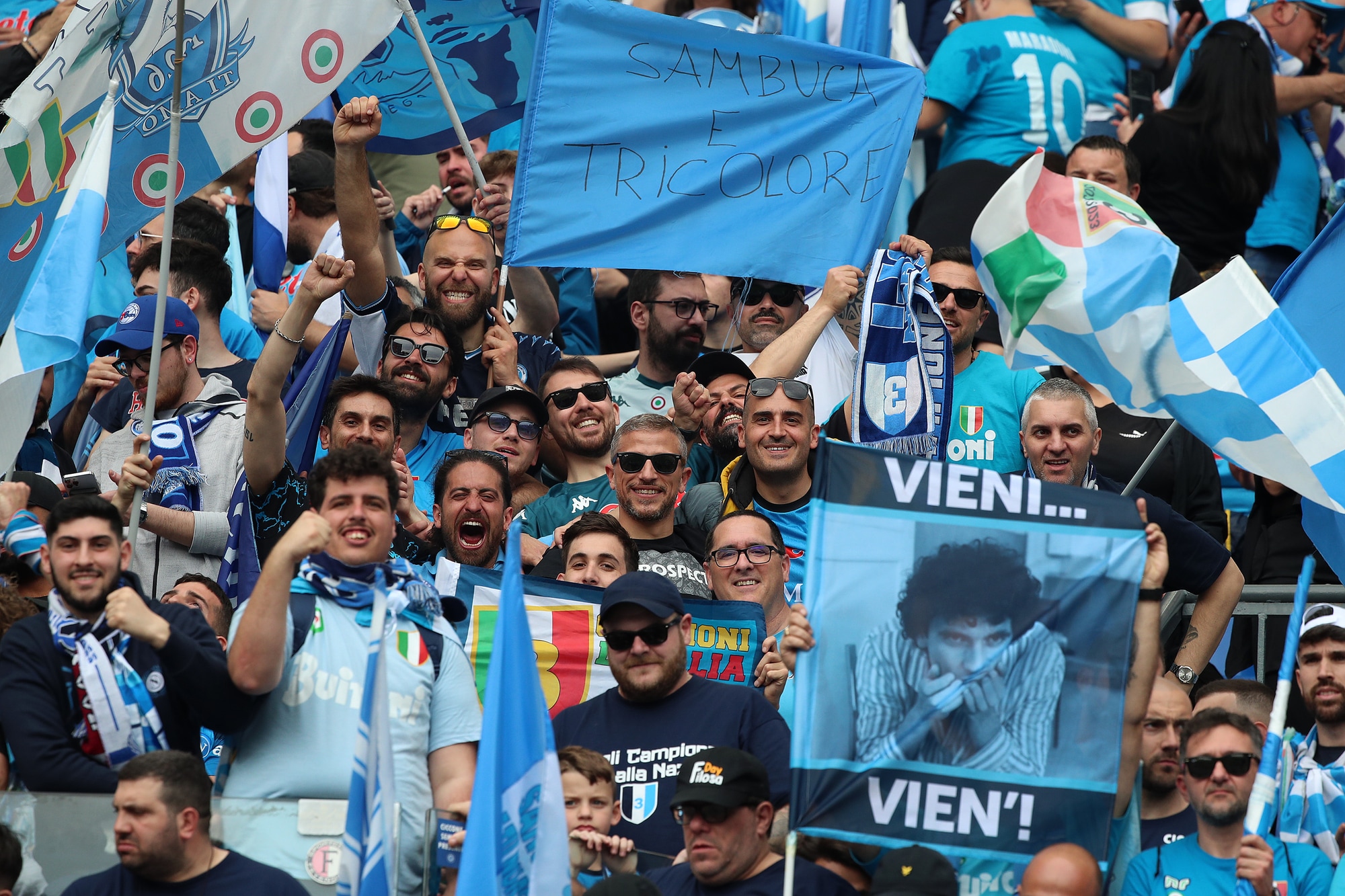 Scudetto Napoli, striscioni e stendardi: tripudio azzurro al Maradona