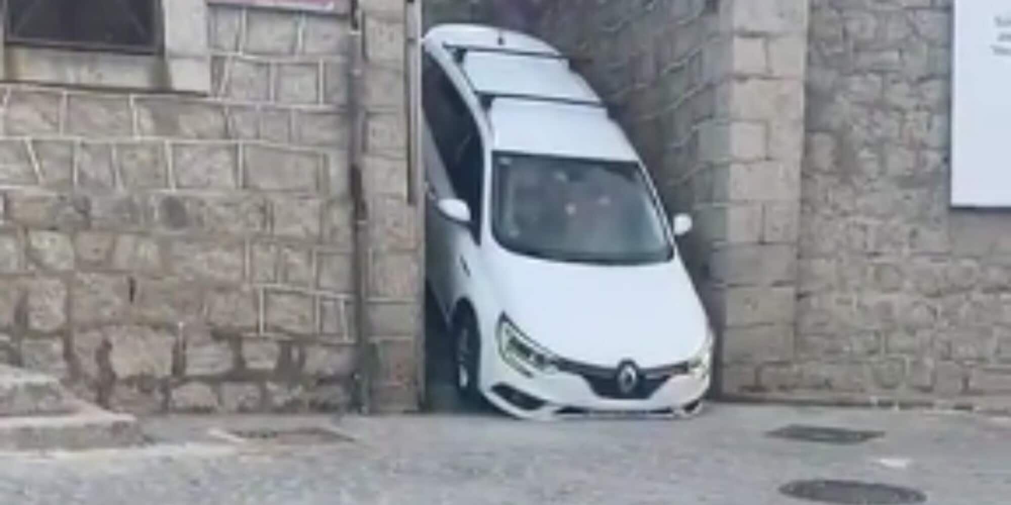 Ancora un'auto che scende una scalinata: follia in Spagna