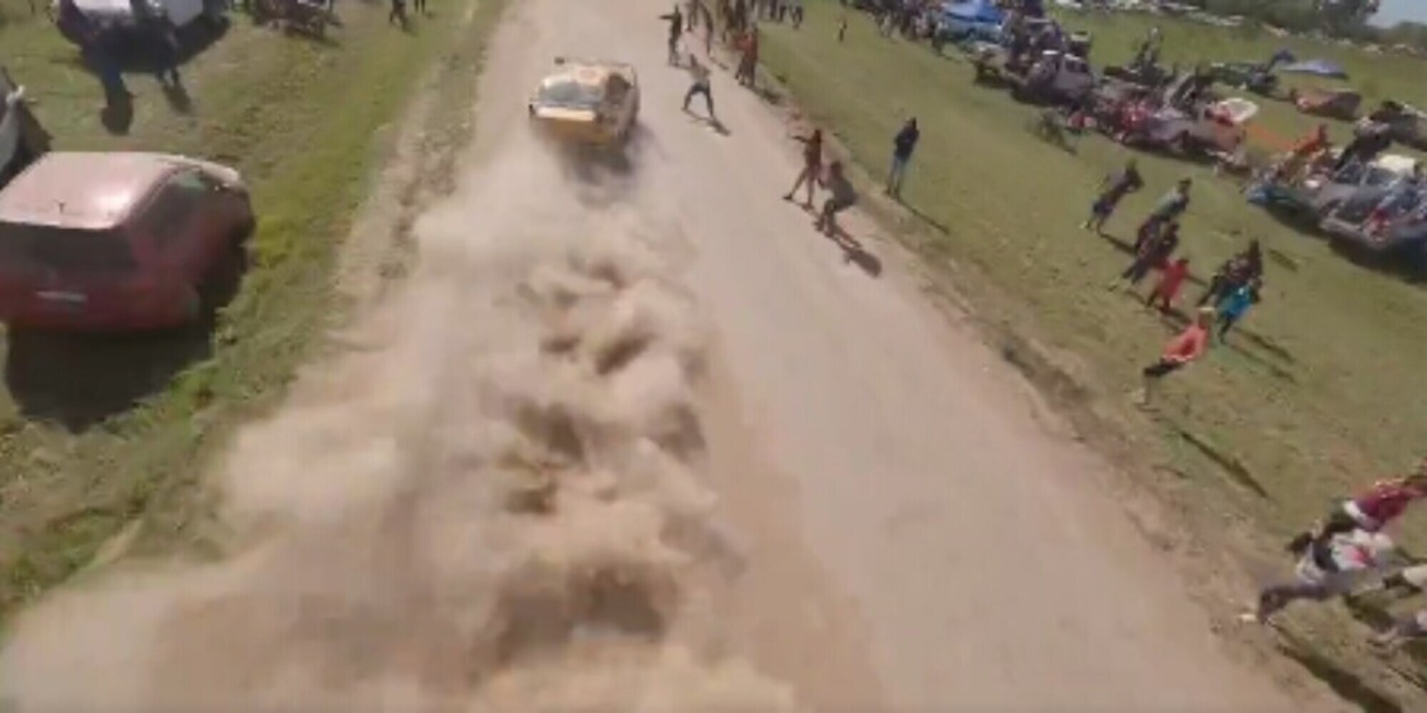 Shock al rally Transchaco, fan invadono la pista e l'auto li travolge