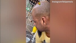 Felipe Melo, bacini al suo...pappagallo