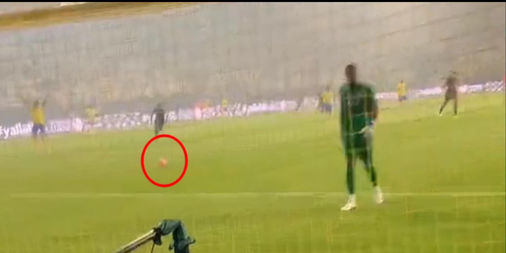 Al-Nassr, errore assurdo del portiere: guarda gli spalti con la palla ...