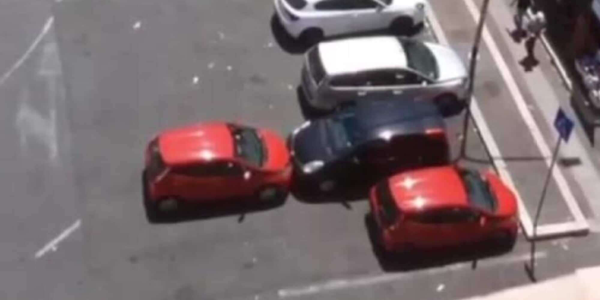 Spinge via con l'auto una vettura in doppia fila: gli ostruiva il passaggio