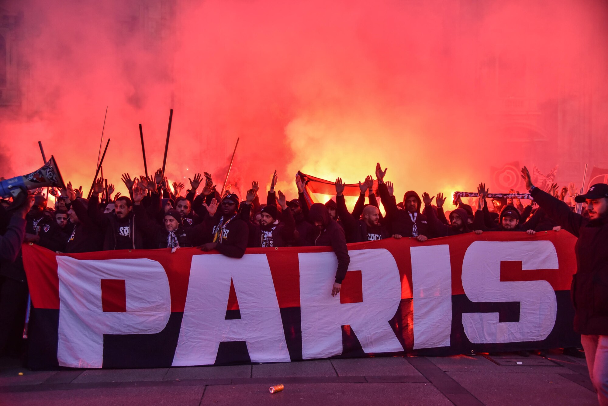 Gli ultras del Psg a Milano: fumogeni e volti coperti, ci sono i ...