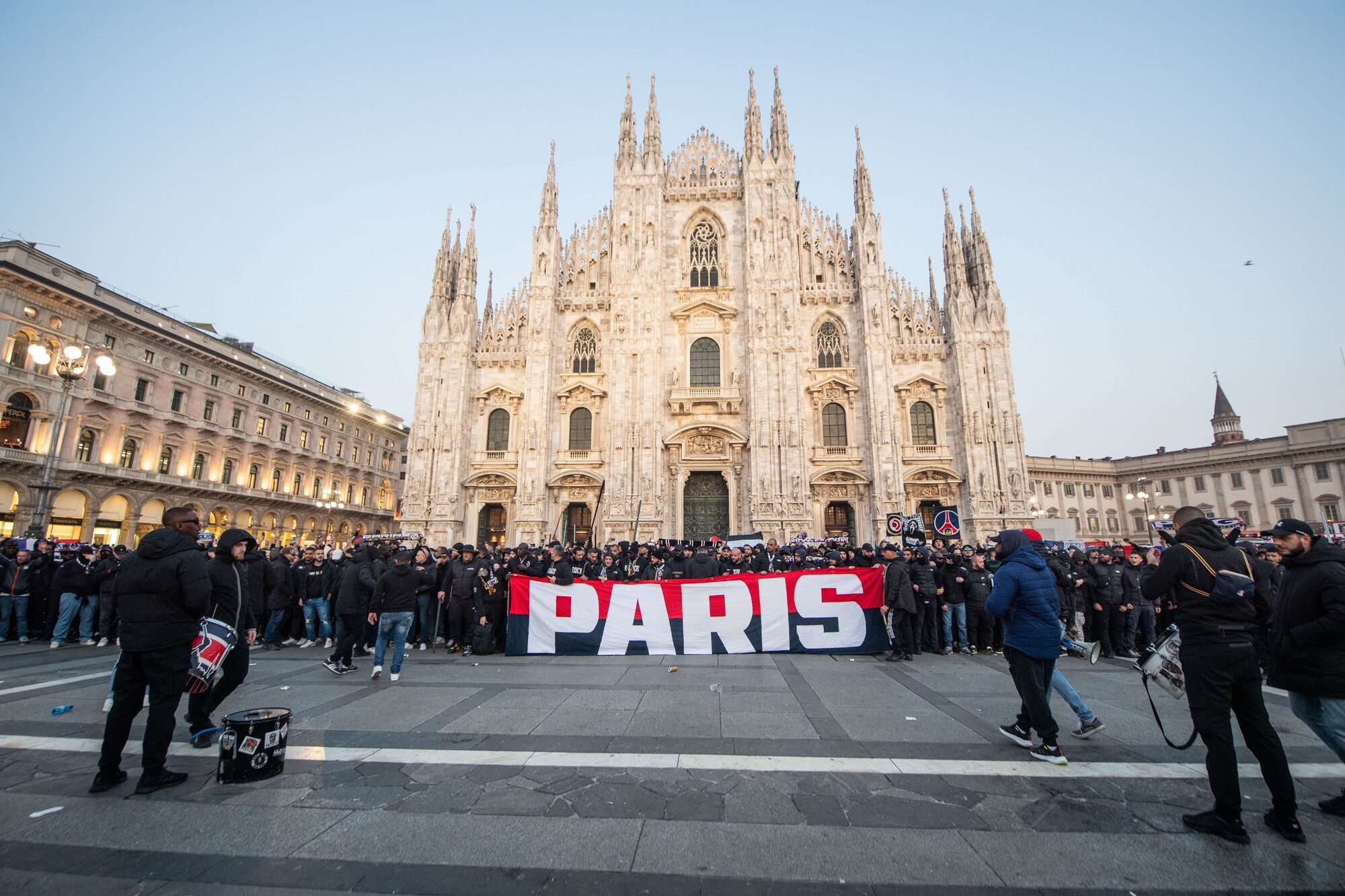 Gli ultras del Psg a Milano: fumogeni e volti coperti, ci sono i carabinieri