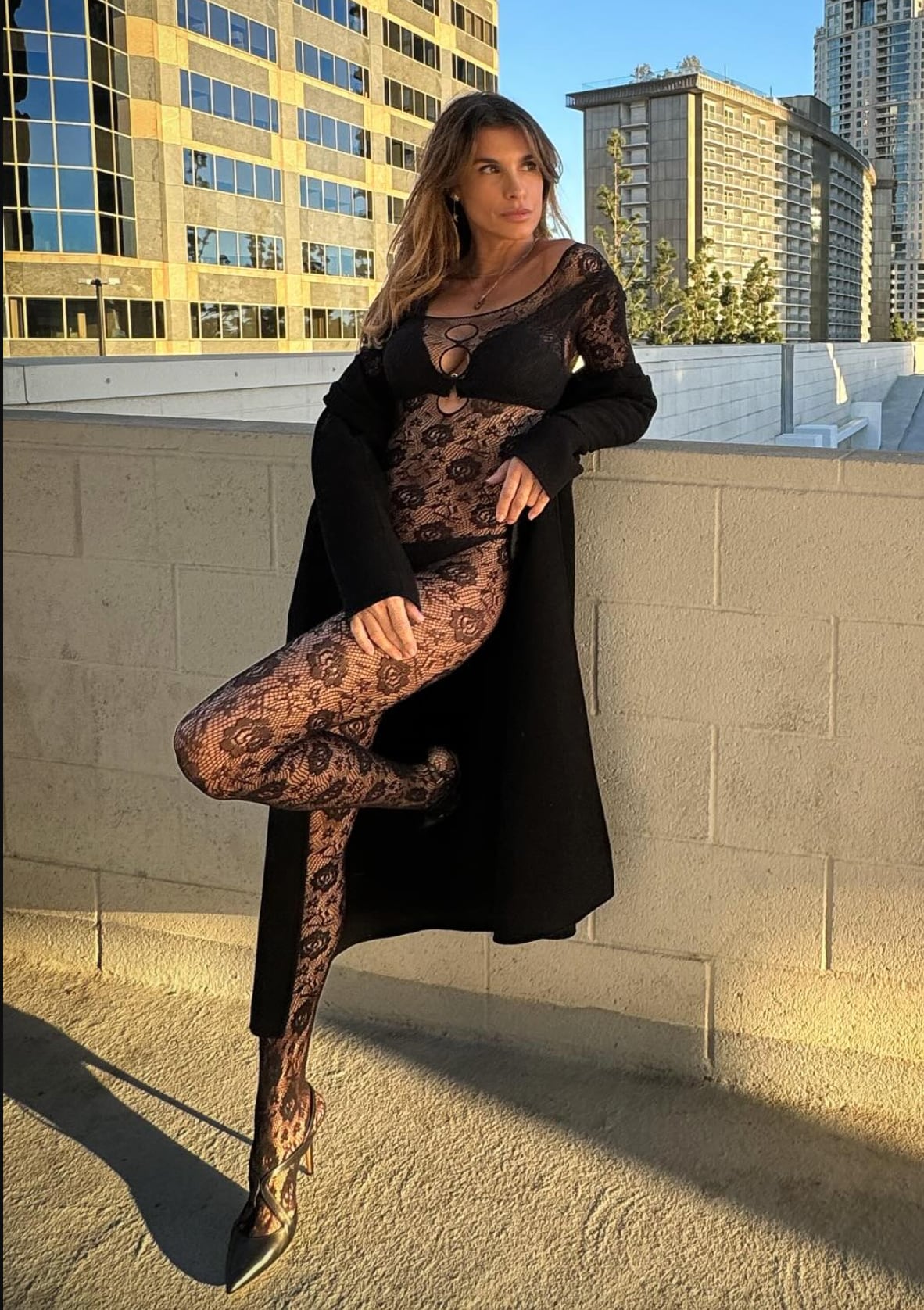 Elisabetta Canalis sempre più sexy: show in lingerie e giubbotto di pelle