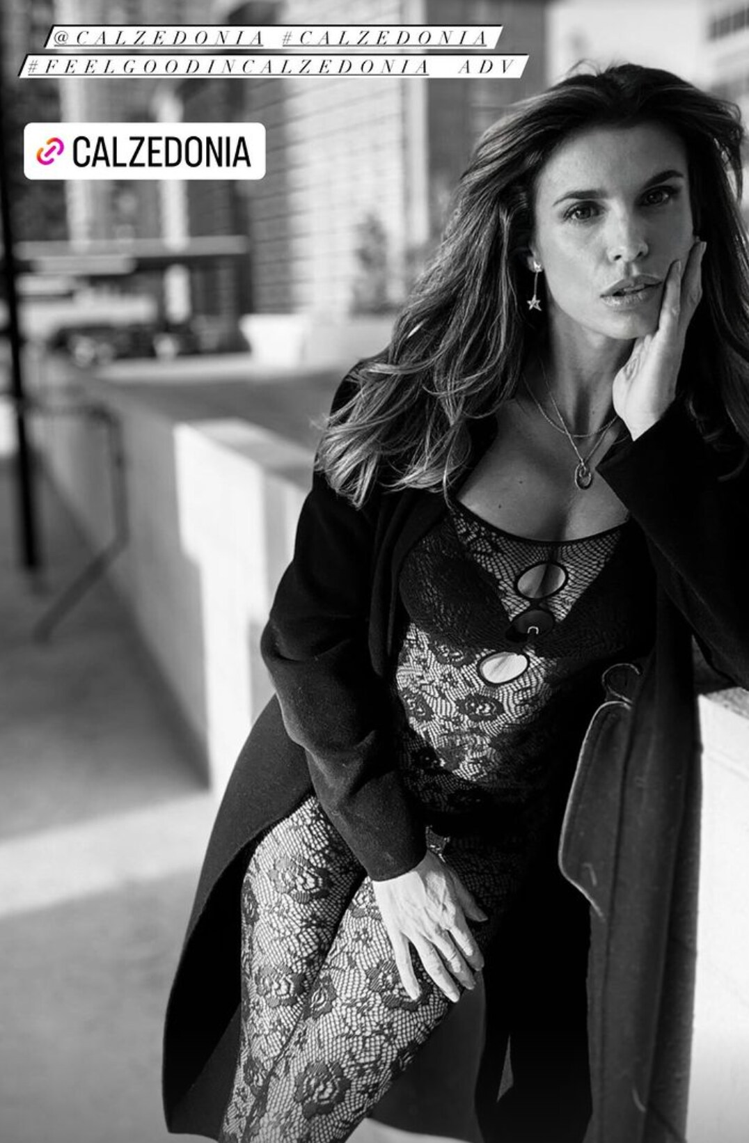 Elisabetta Canalis sempre più sexy: show in lingerie e giubbotto di pelle