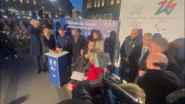 Milano, acceso l'albero natalizio in Piazza Duomo