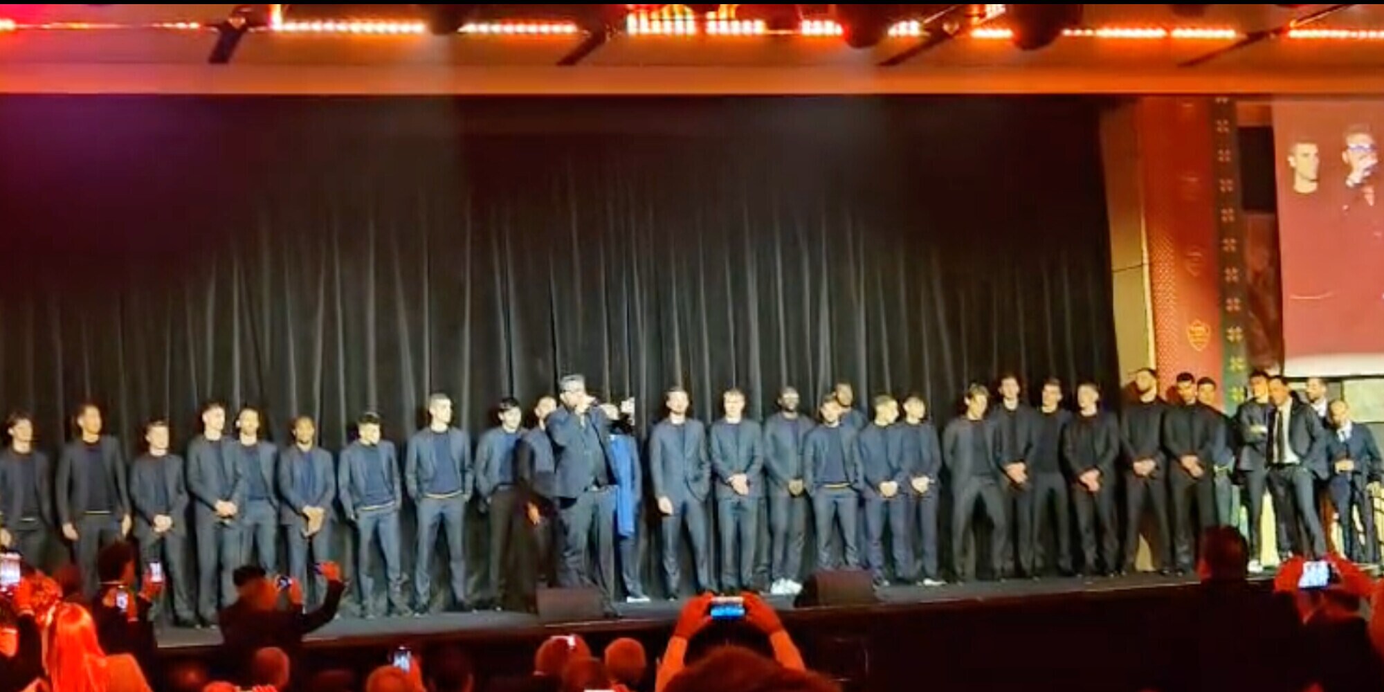 La Roma sul palco con Conidi: scopri quali giocatori cantano "Mai sola ...