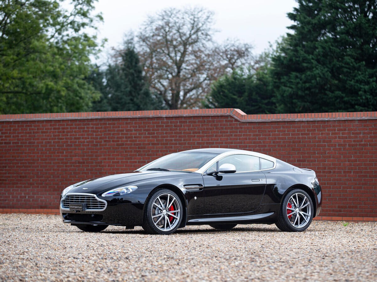 Aston Martin V8 Vantage, sette colori diversi per un'asta flop