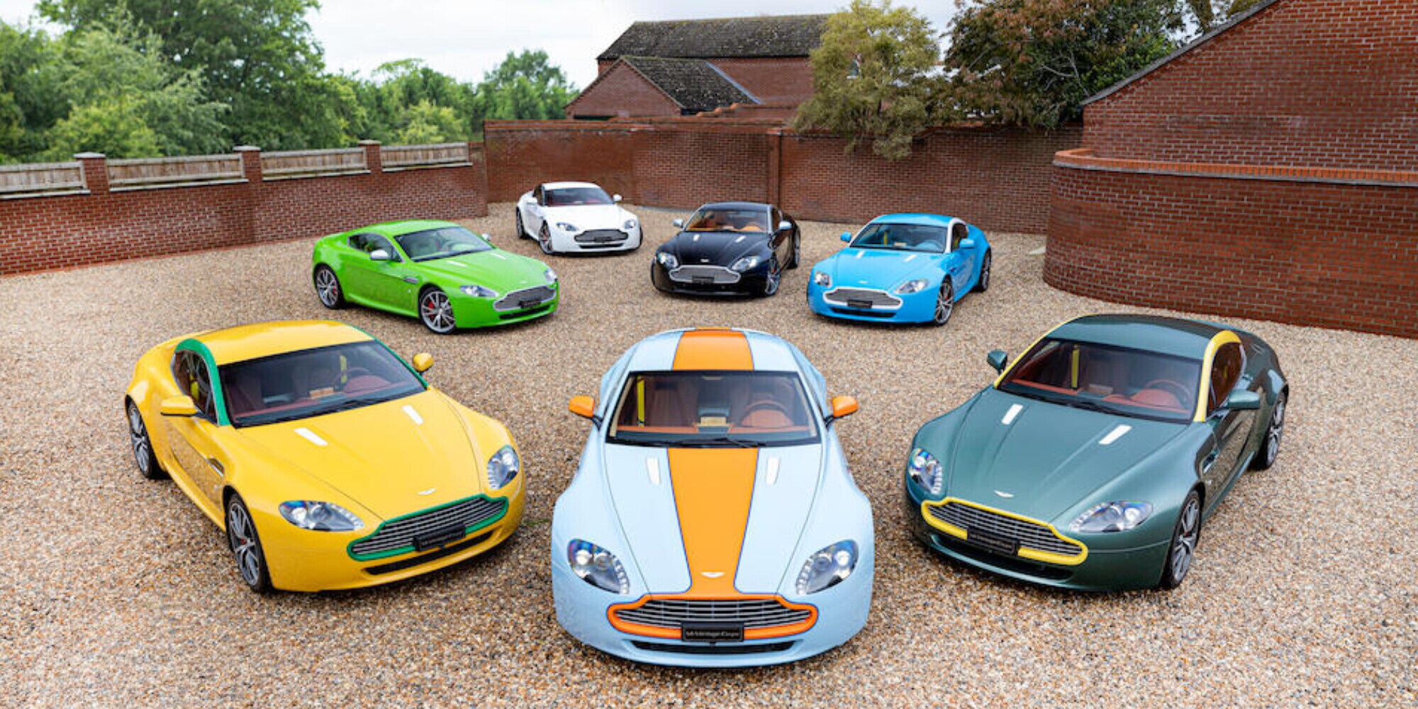 Vendono 7 Aston Martin di 7 colori diversi: ma l'asta è un flop!