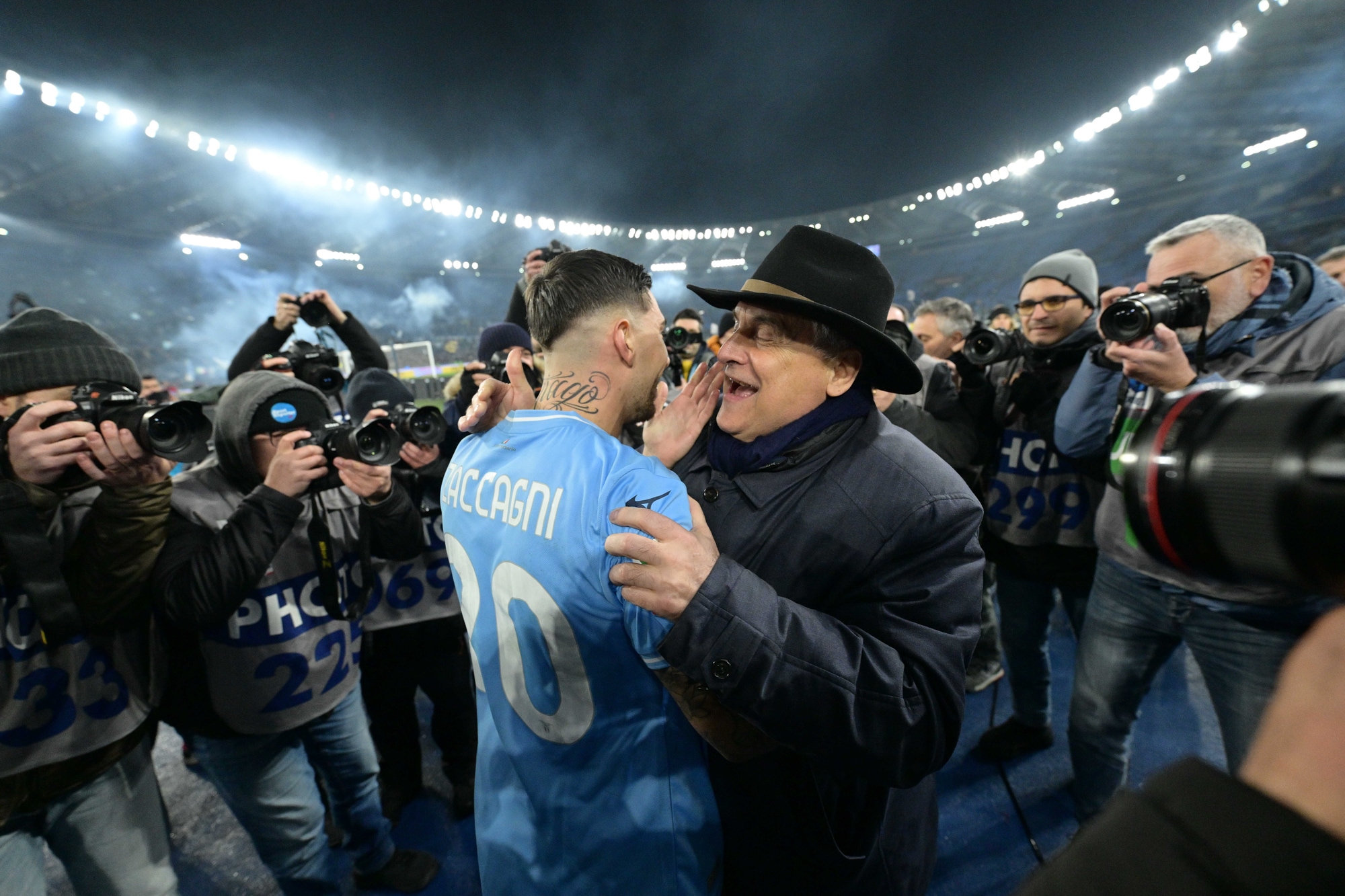 Lotito show in campo con il cappello dopo la vittoria nel derby contro ...