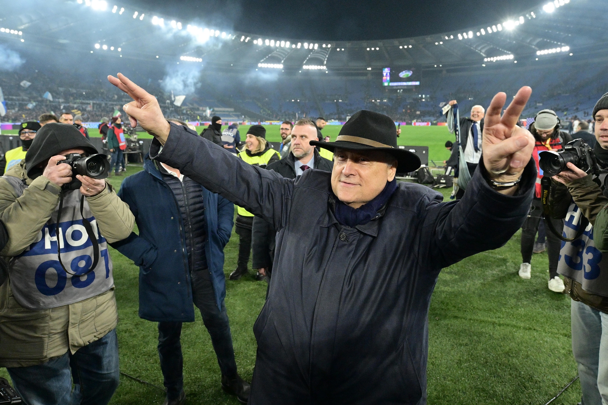 Lotito show in campo con il cappello dopo la vittoria nel derby contro ...