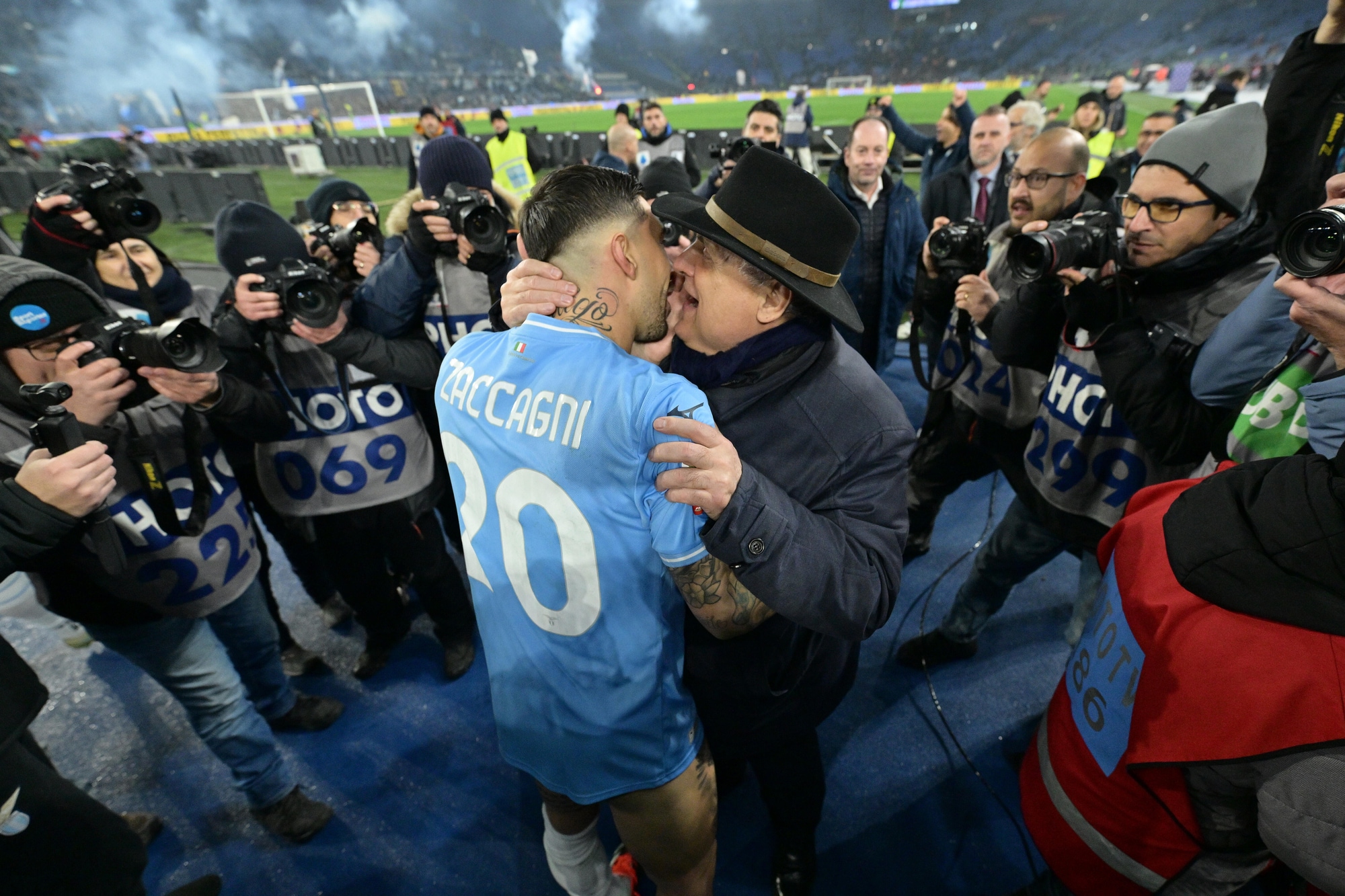 Lotito show in campo con il cappello dopo la vittoria nel derby contro ...