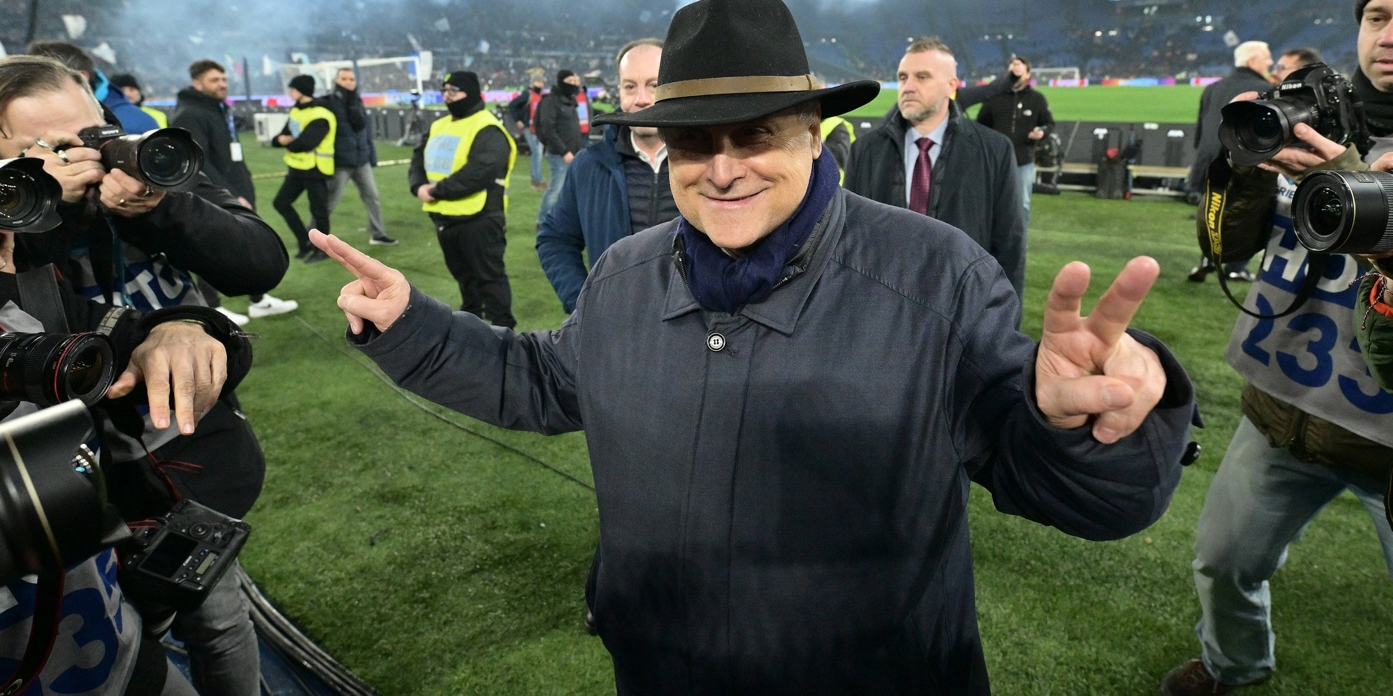 Lotito show in campo con il cappello dopo la vittoria nel derby contro ...