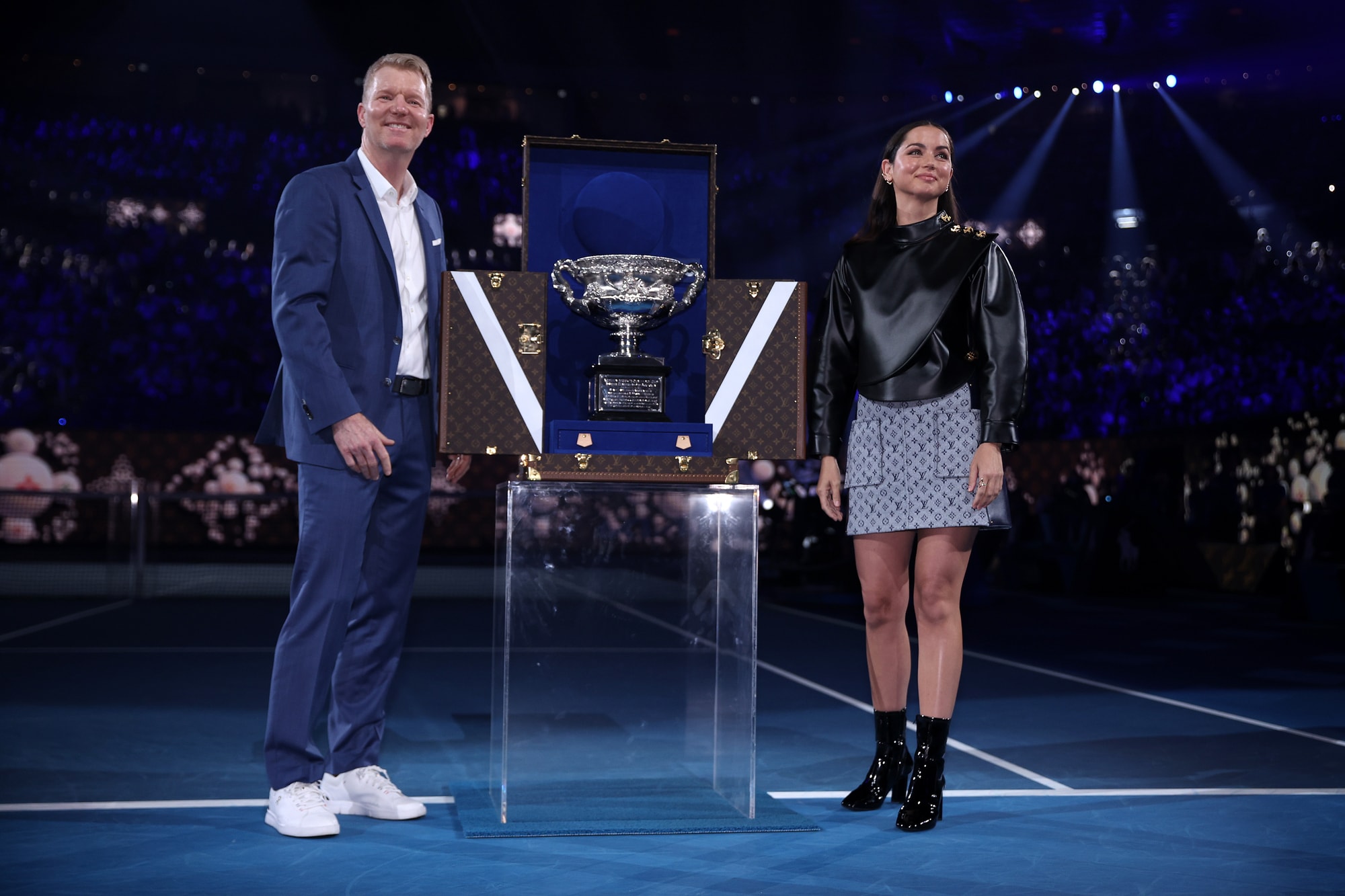 Ana de Armas e Jim Courier mostrano il trofeo degli Australian Open