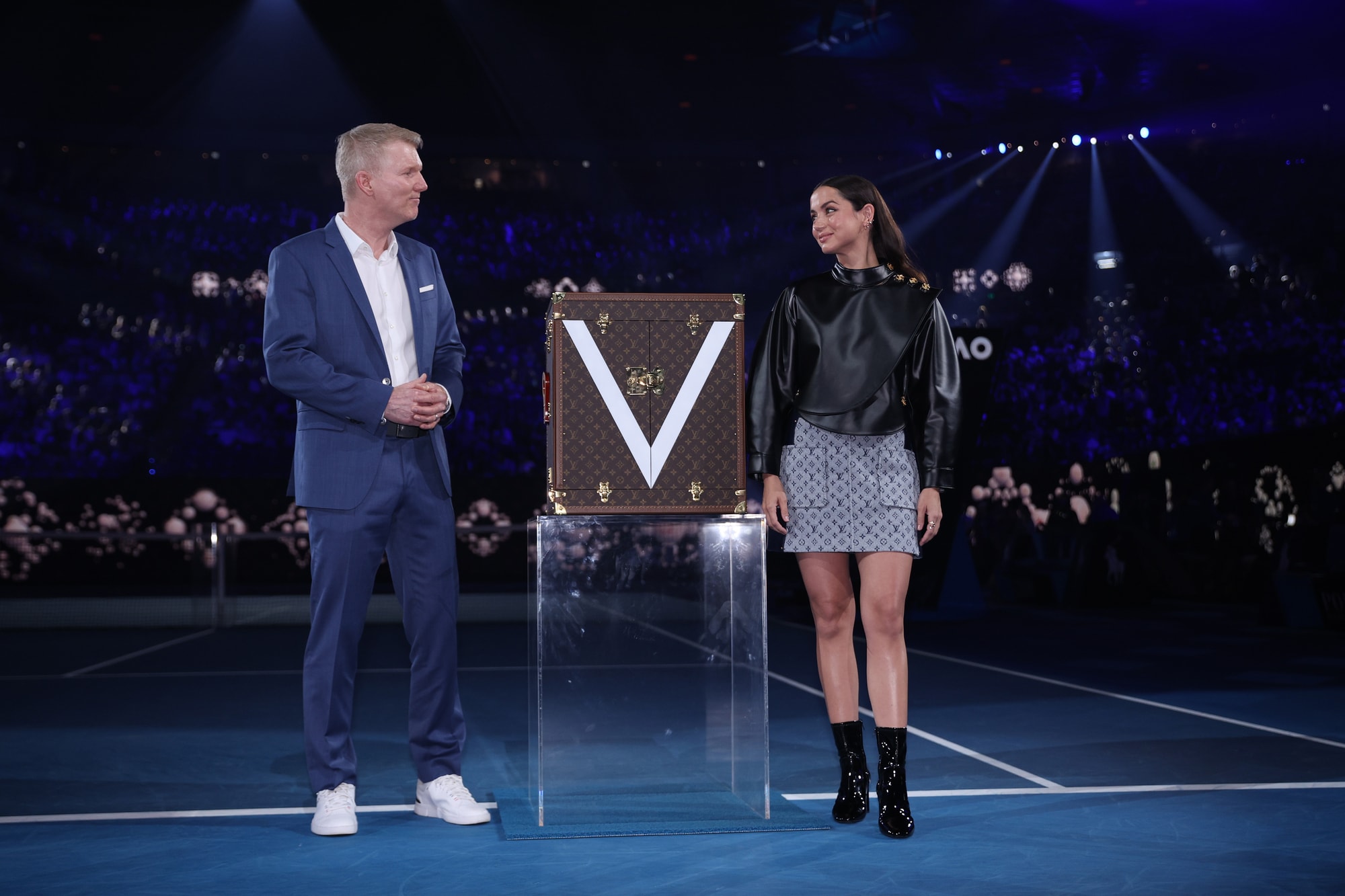 Ana de Armas e Jim Courier mostrano il trofeo degli Australian Open