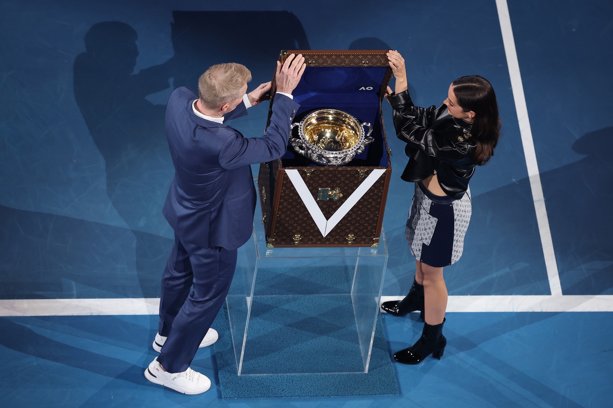 Ana de Armas e Jim Courier mostrano il trofeo degli Australian Open