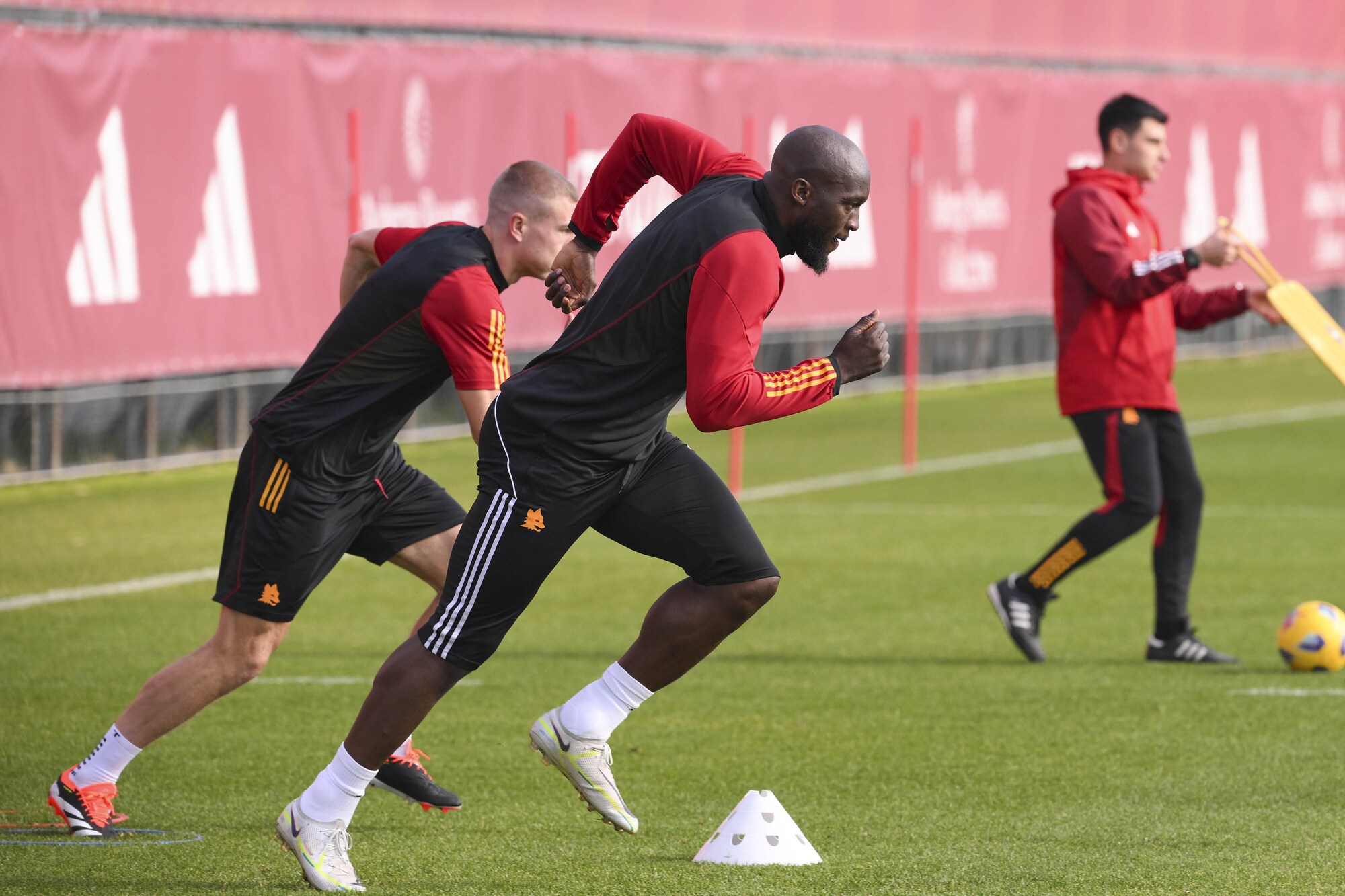 Allenamento Roma: il 3 di De Rossi, i cinesini e tanti sorrisi