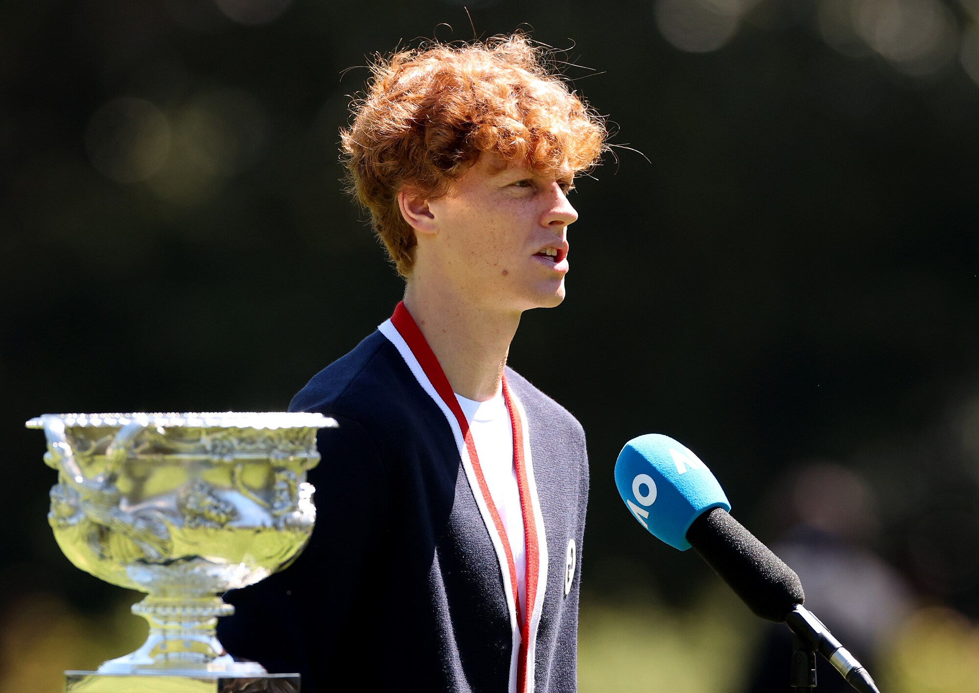 Sinner, il re degli Australian Open: gli scatti più belli con il trofeo