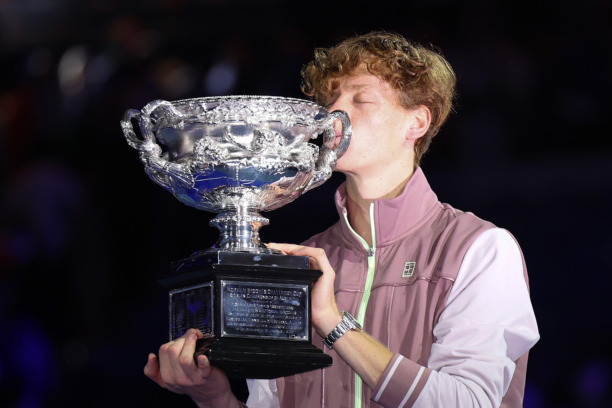 Sinner, il re degli Australian Open: gli scatti più belli con il trofeo