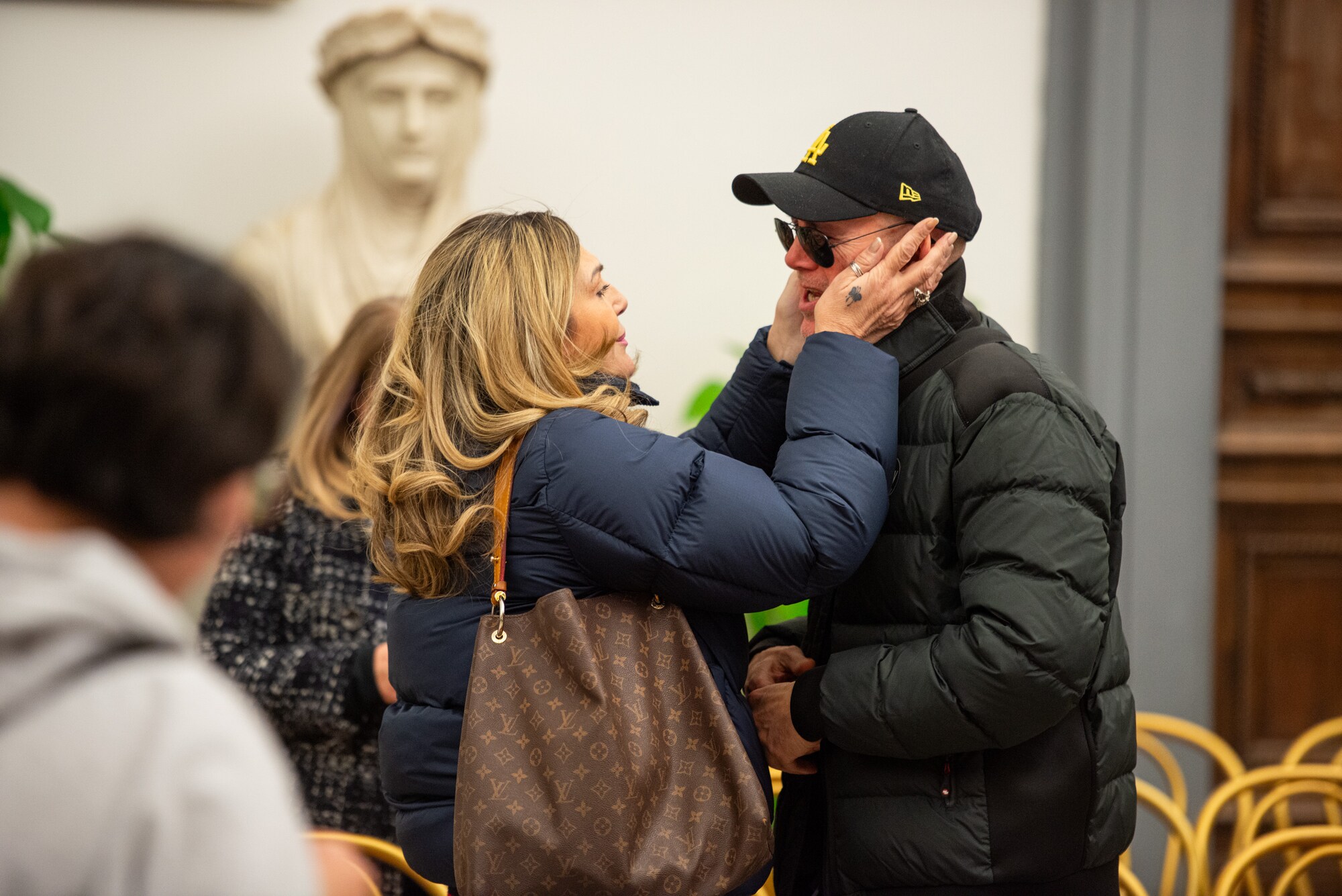 Sandra Milo, il bacio del figlio Ciro nella camera ardente in Campidoglio