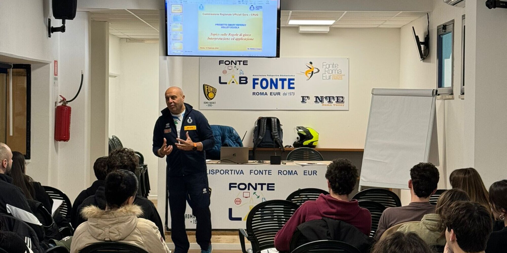 Volley Scuola: Stefano Cesare insegna l'arbitraggio agli studenti