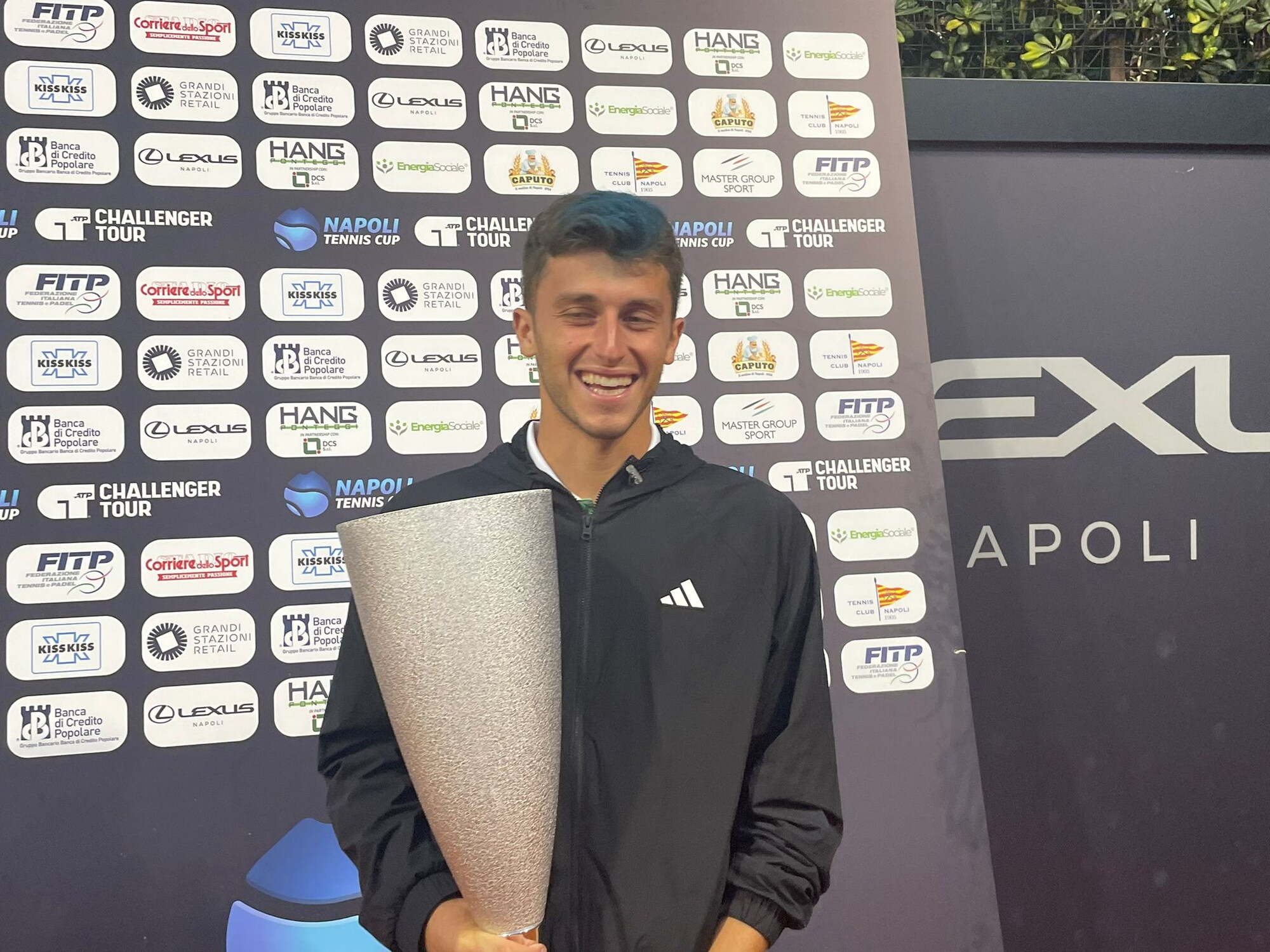 Nardi trionfa a Napoli e si tinge i capelli d'azzurro!