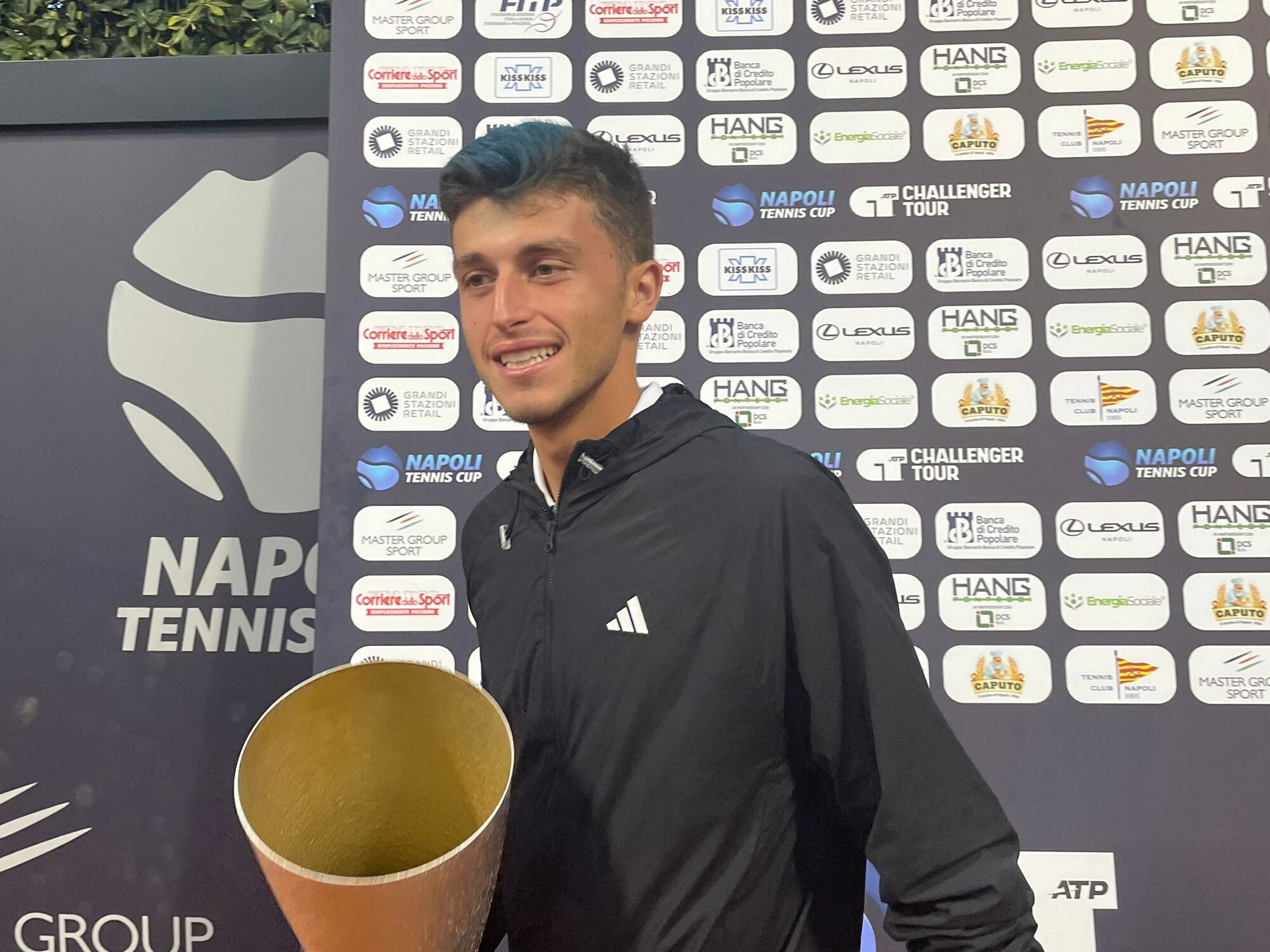 Nardi trionfa a Napoli e si tinge i capelli d'azzurro!