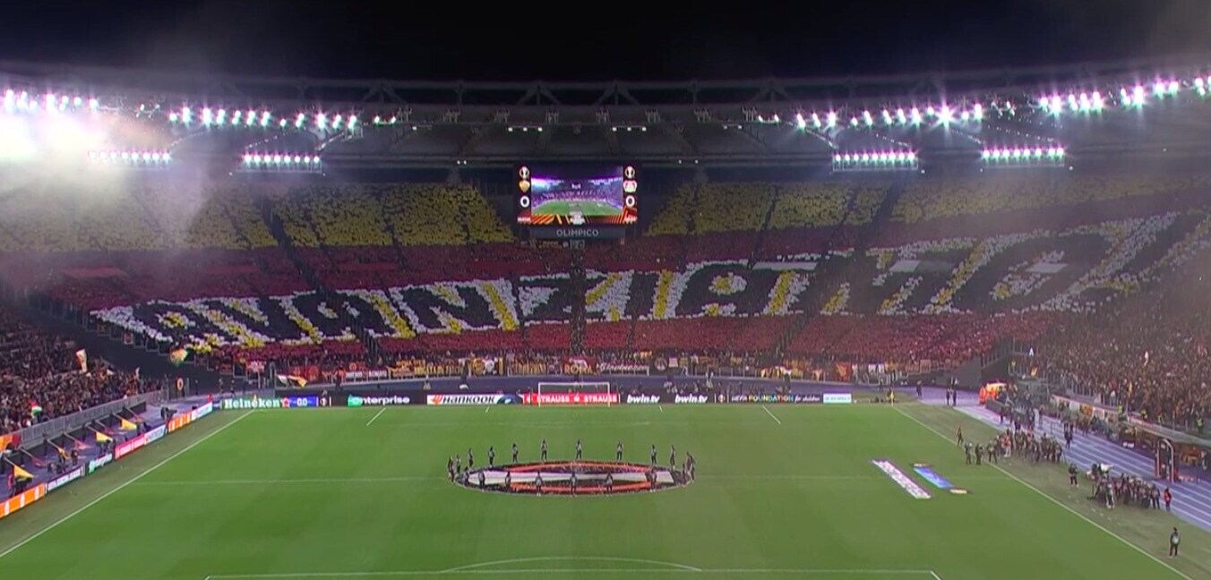 Roma, la coreografia da brividi della Sud: "Avanziamo"