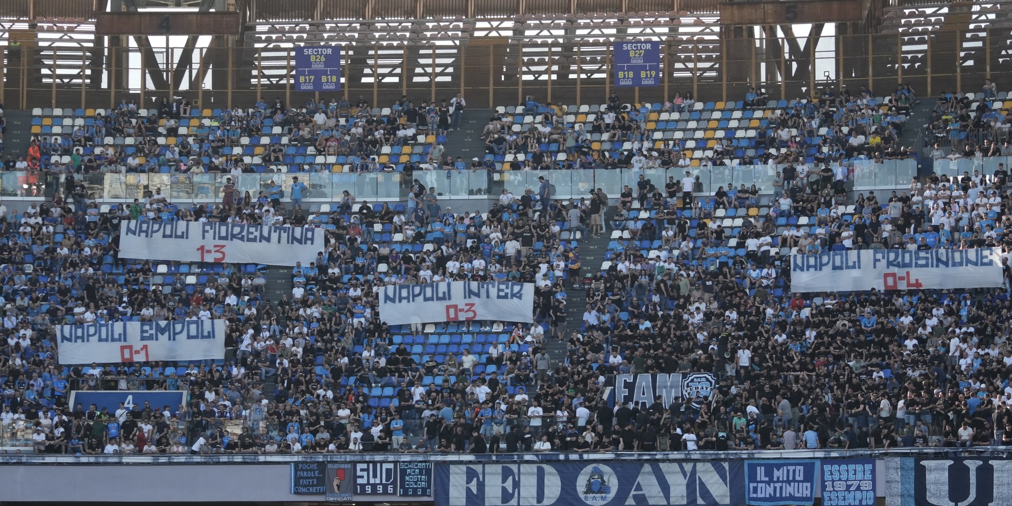 Striscioni e cori contro il Napoli da curve del Maradona