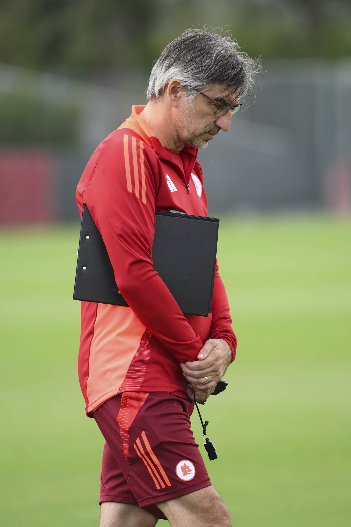 Juric allena la Roma: le foto con la cartellina in mano davanti a Ghisolfi