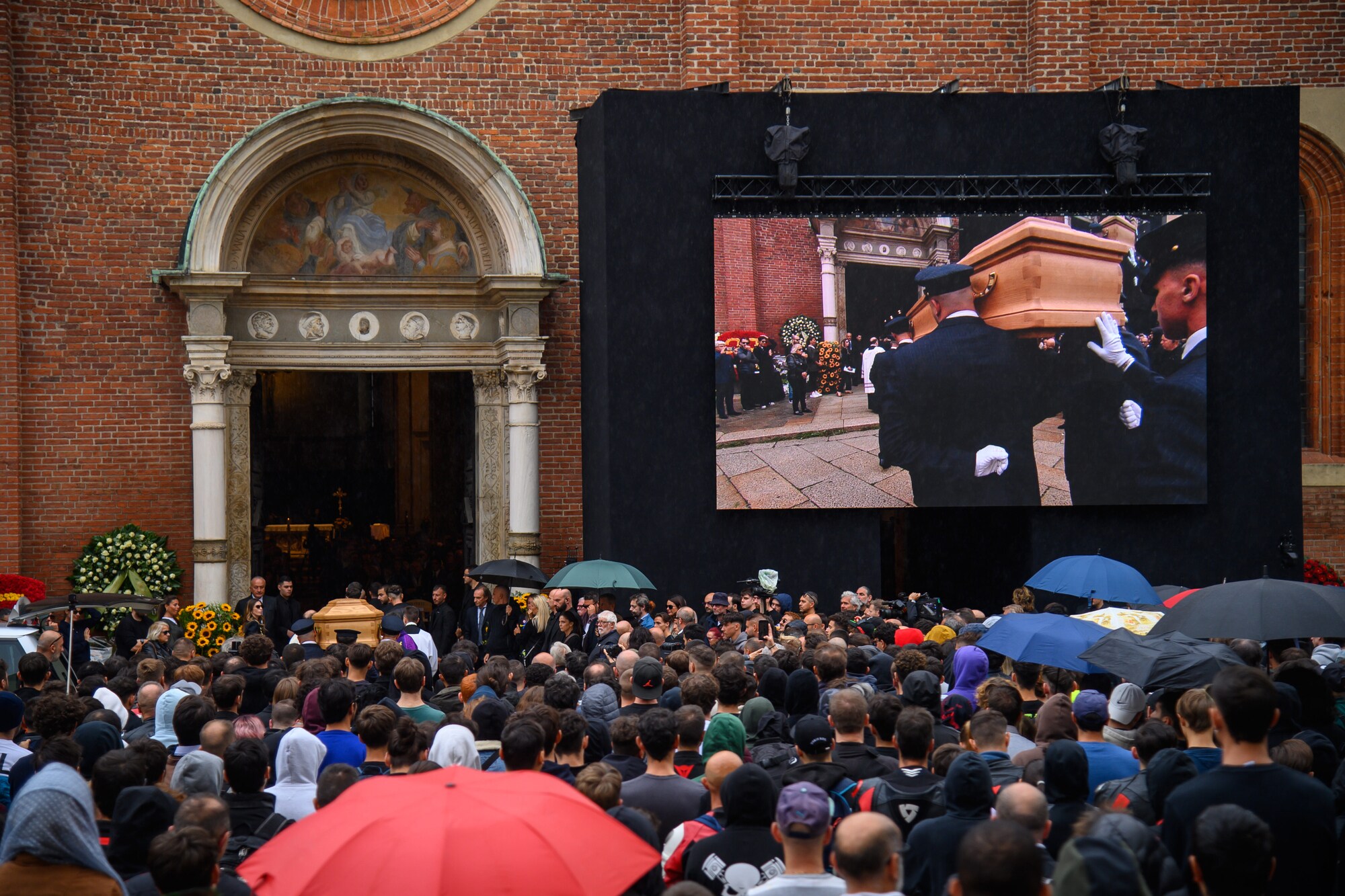Funerali Luca Salvadori, Jovanotti e Gianni Morandi commossi: tutti i ...