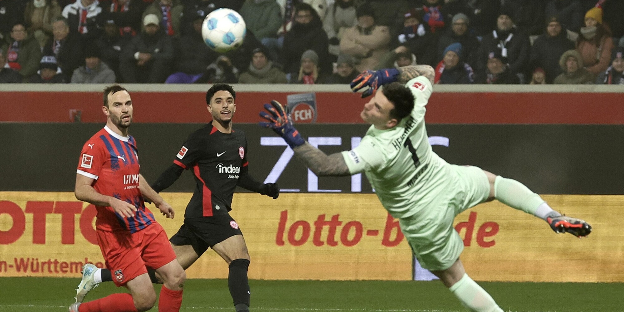 Bundesliga, l'Eintracht Francoforte cala il poker e accorcia sul Bayern