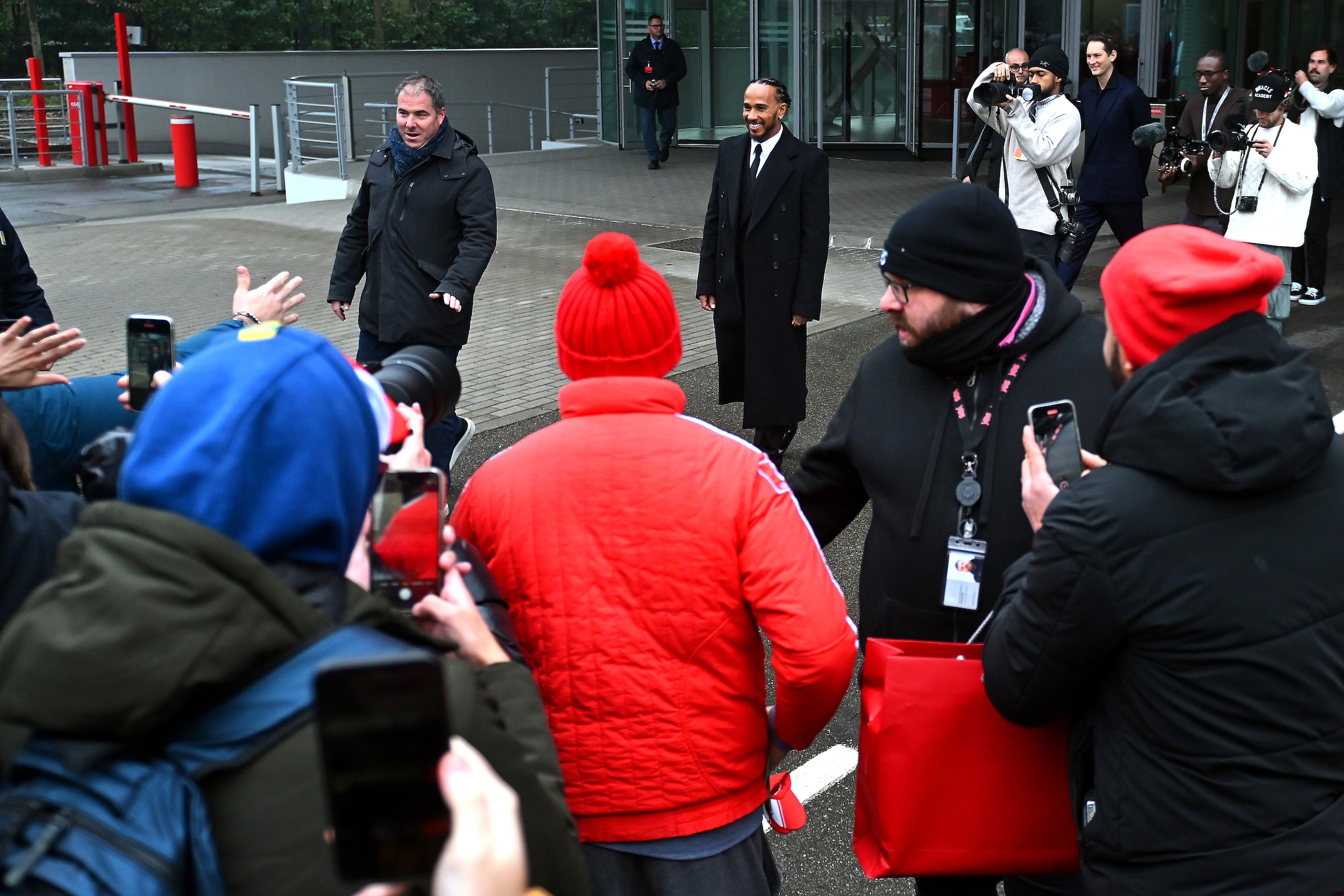 Hamilton in Ferrari, bagno di folla per il primo giorno a Maranello: c'è anche John Elkann