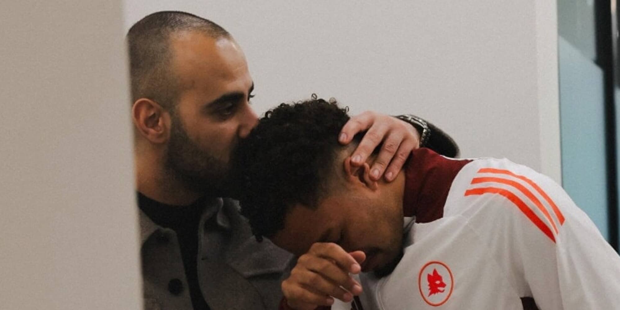 Rensch firma con la Roma e scoppia a piangere: la foto inedita e il ...