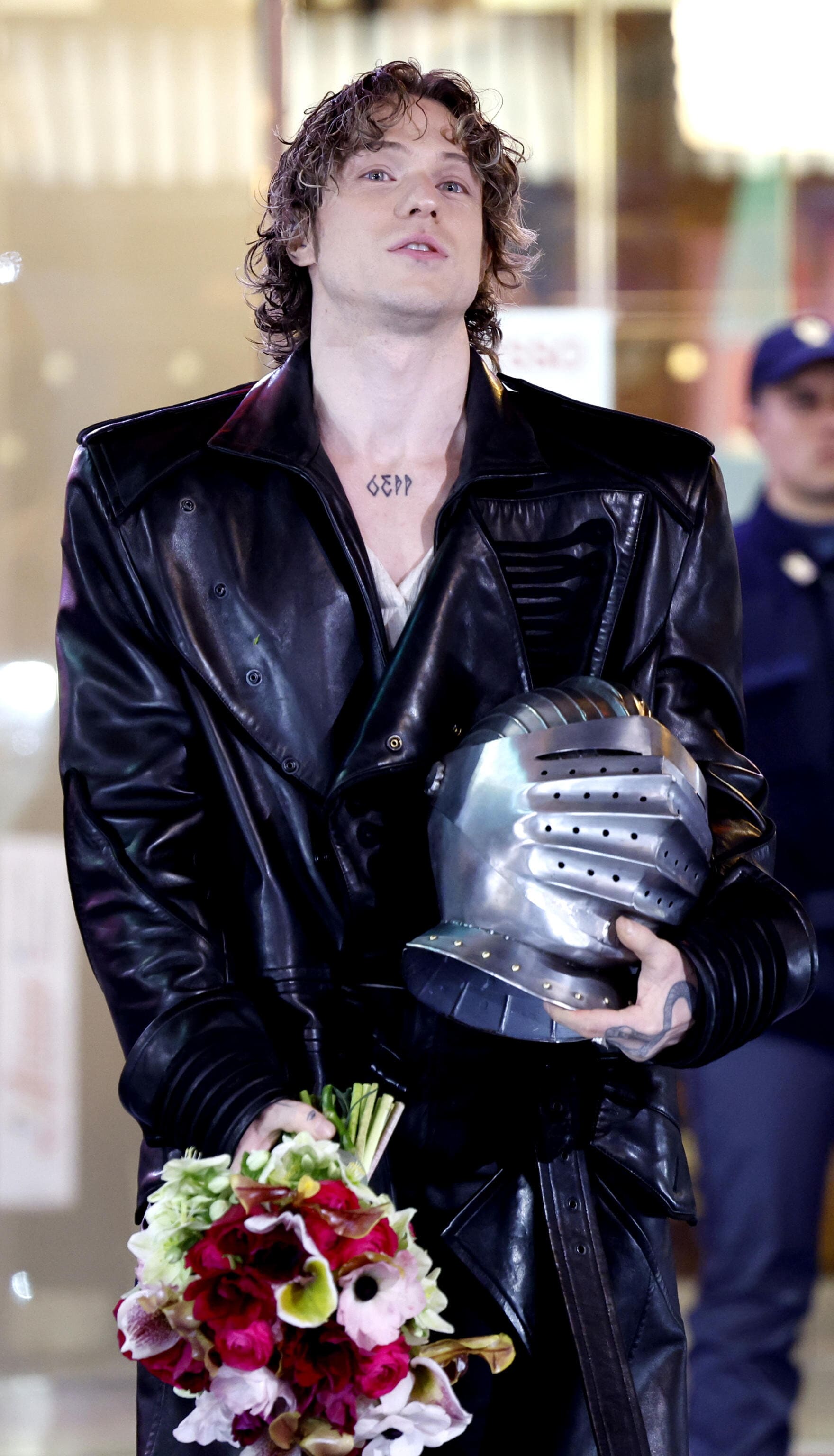 Sanremo, la sfilata dei cantanti infiamma l'Ariston