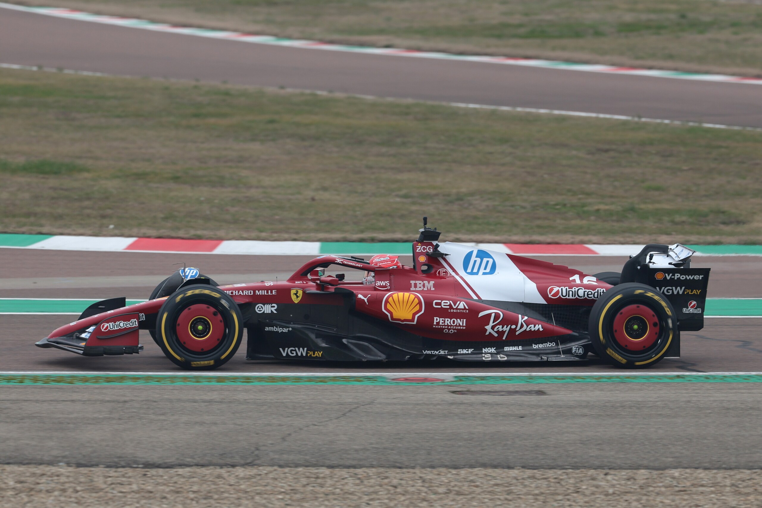 Ferrari in pista a Fiorano, test con Hamilton e Leclerc: le prime foto