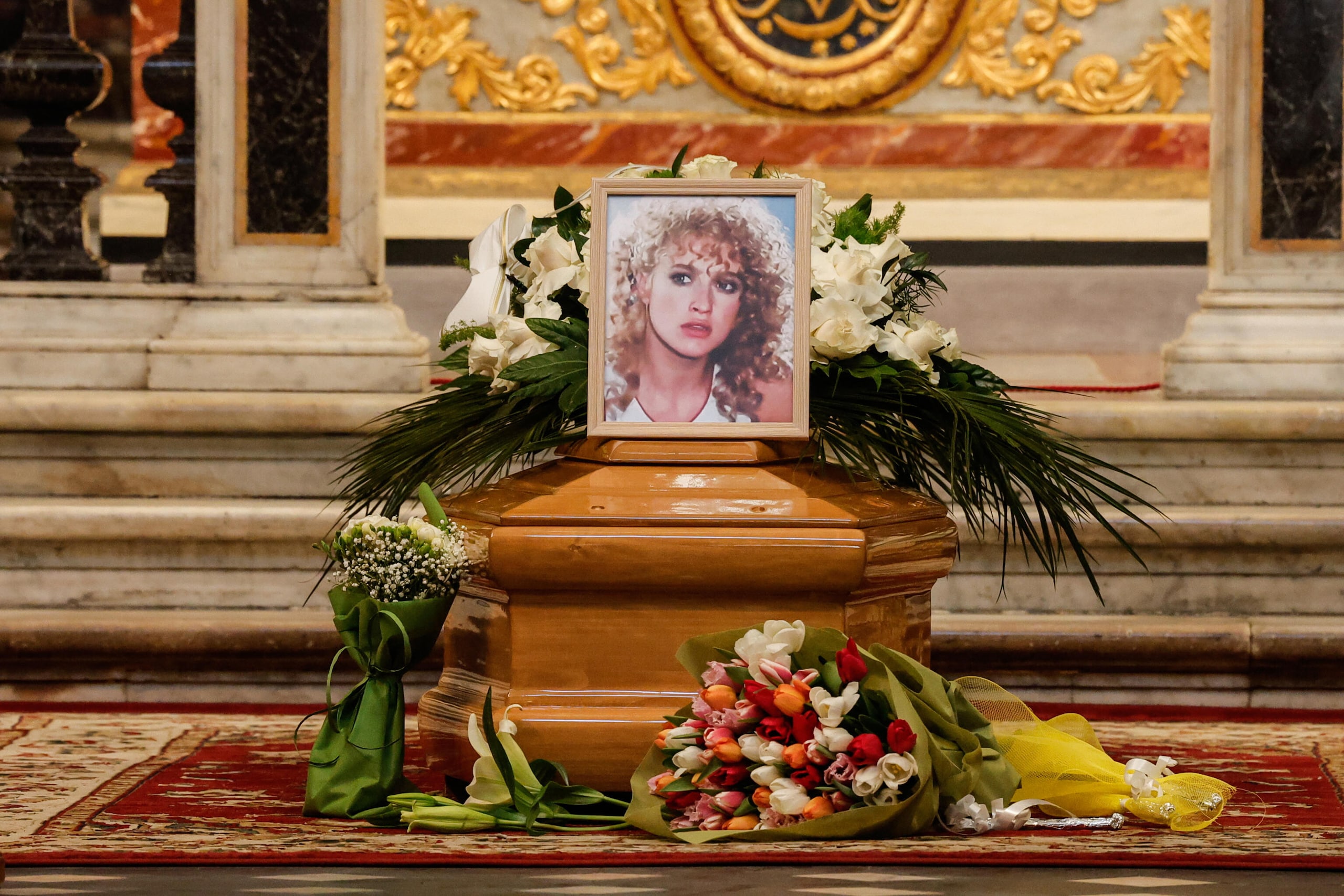 Funerali Eleonora Giorgi, Roma commossa saluta l'attrice: da Verdone a ...