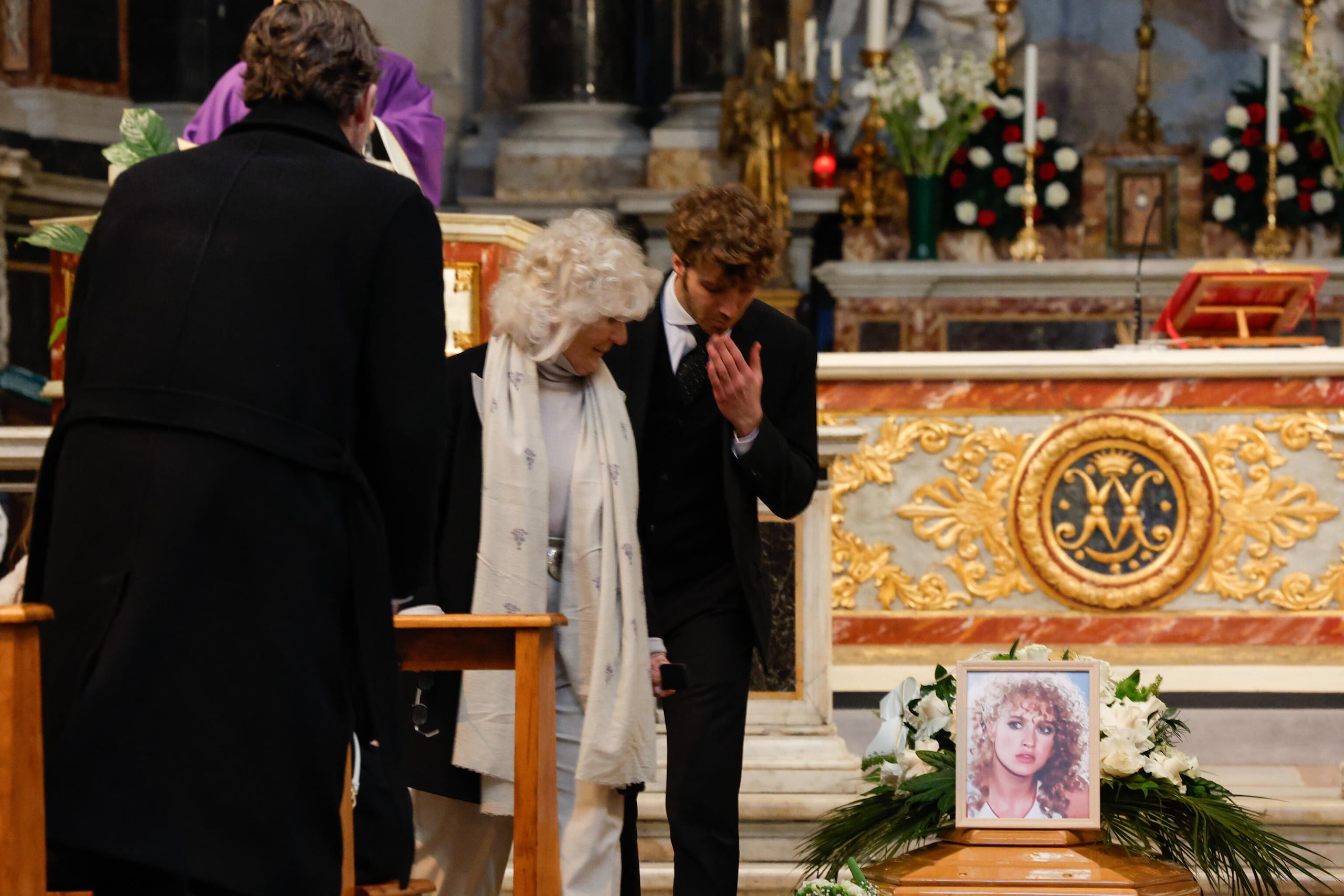 Funerali Eleonora Giorgi, Roma commossa saluta l'attrice: da Verdone a De Sica, tutti i presenti