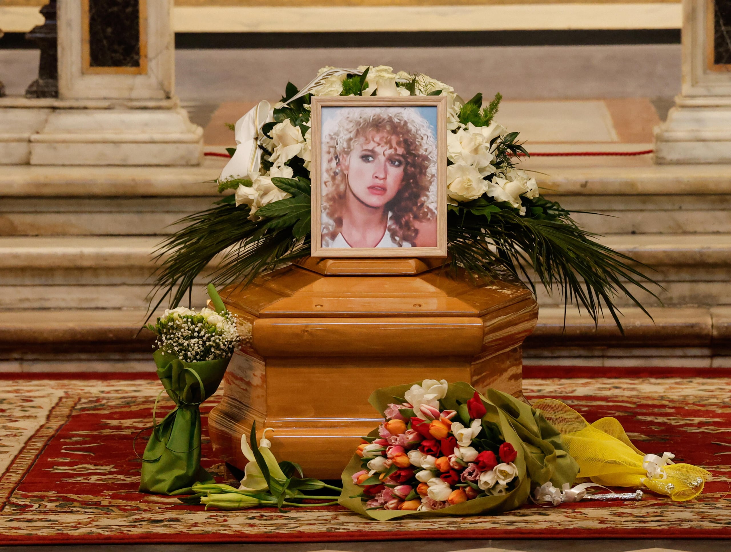 Funerali Eleonora Giorgi, Roma commossa saluta l'attrice: da Verdone a ...