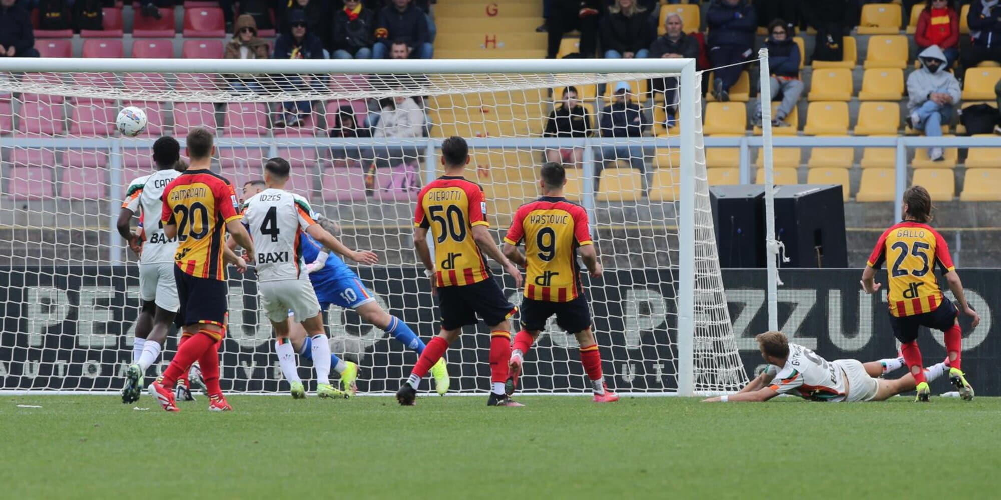 Baschirotto risponde all'autogol di Gallo: Lecce e Venezia non vanno ...