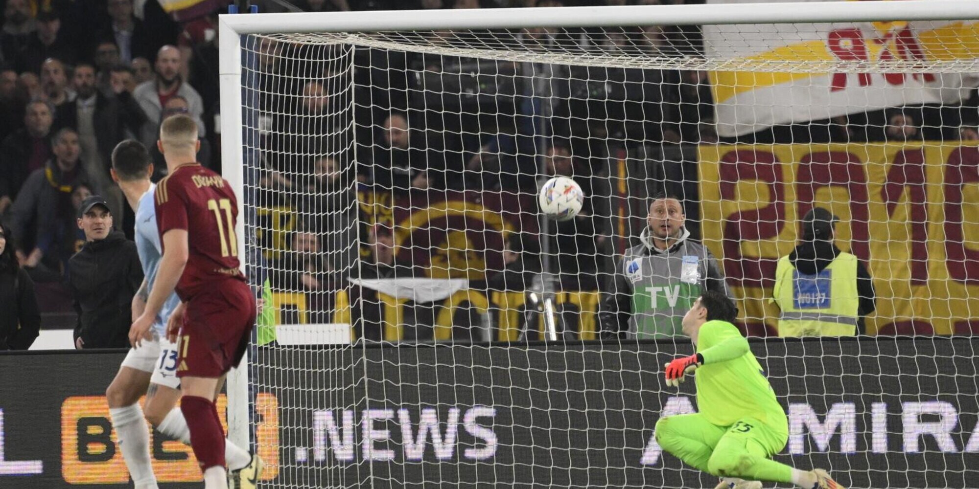 Lazio-Roma diretta derby, scontri tra tifosi e polizia fuori dall'Olimpico