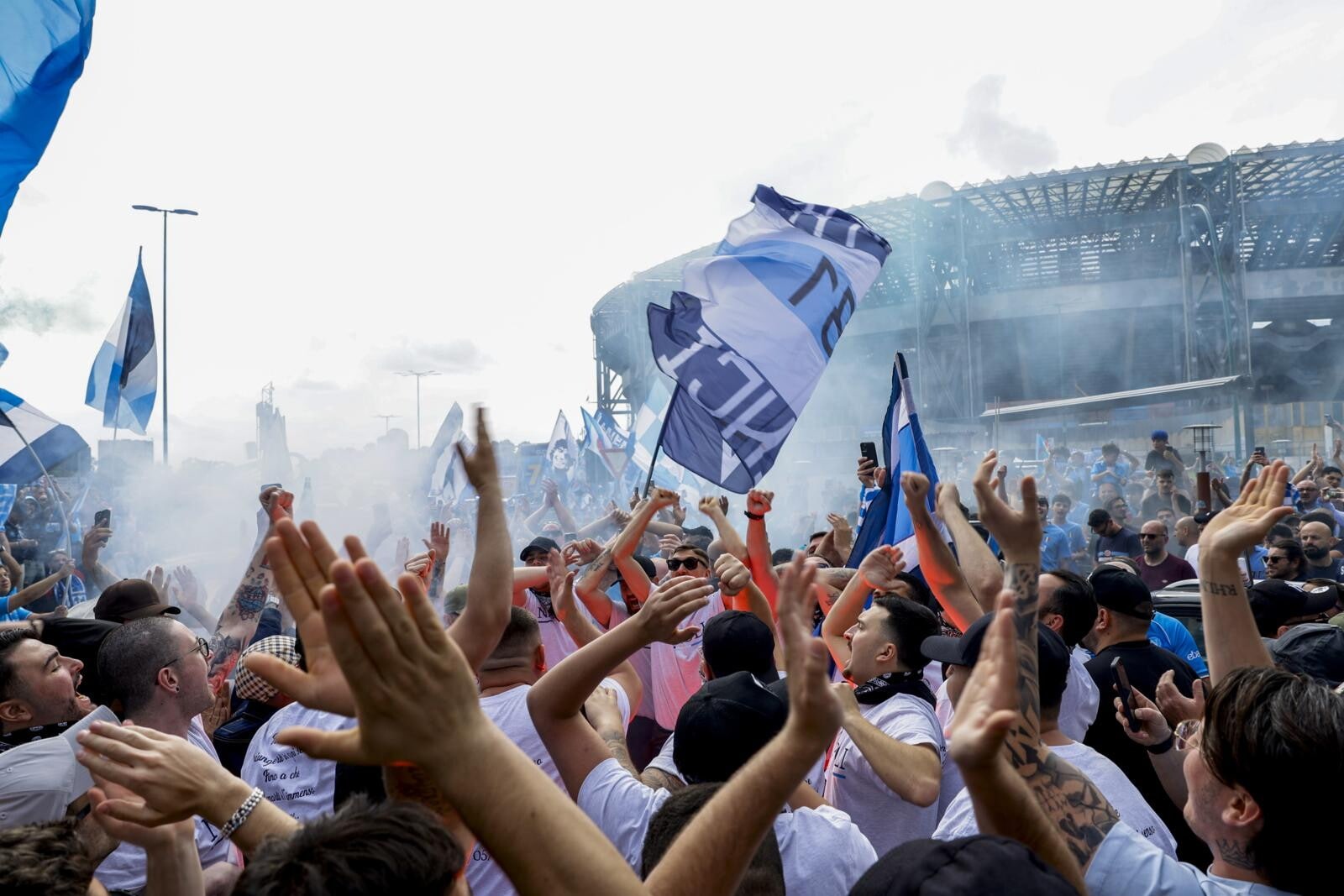 Napoli, i tifosi sono pronti: è già delirio in città e vicino allo stadio
