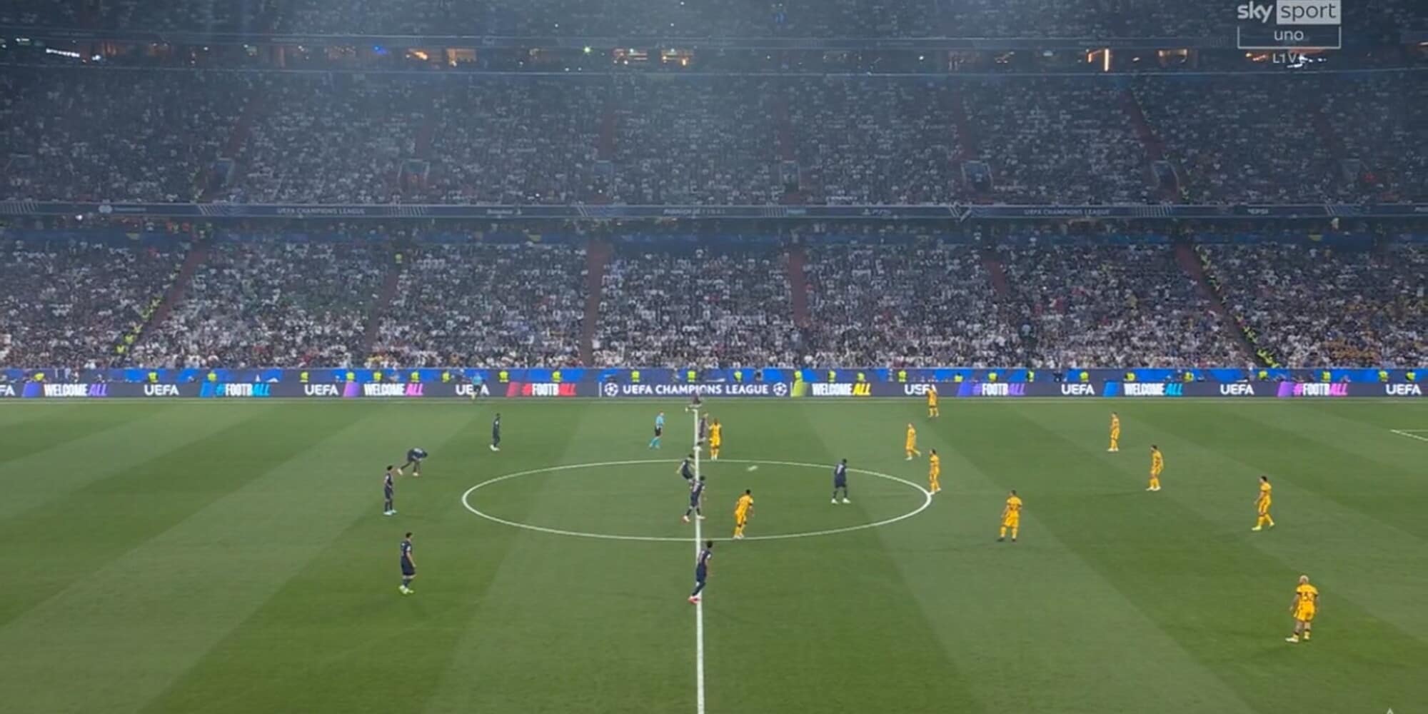 Paris Saint Germain-Inter, l'insolito calcio d'inizio degli uomini di ...