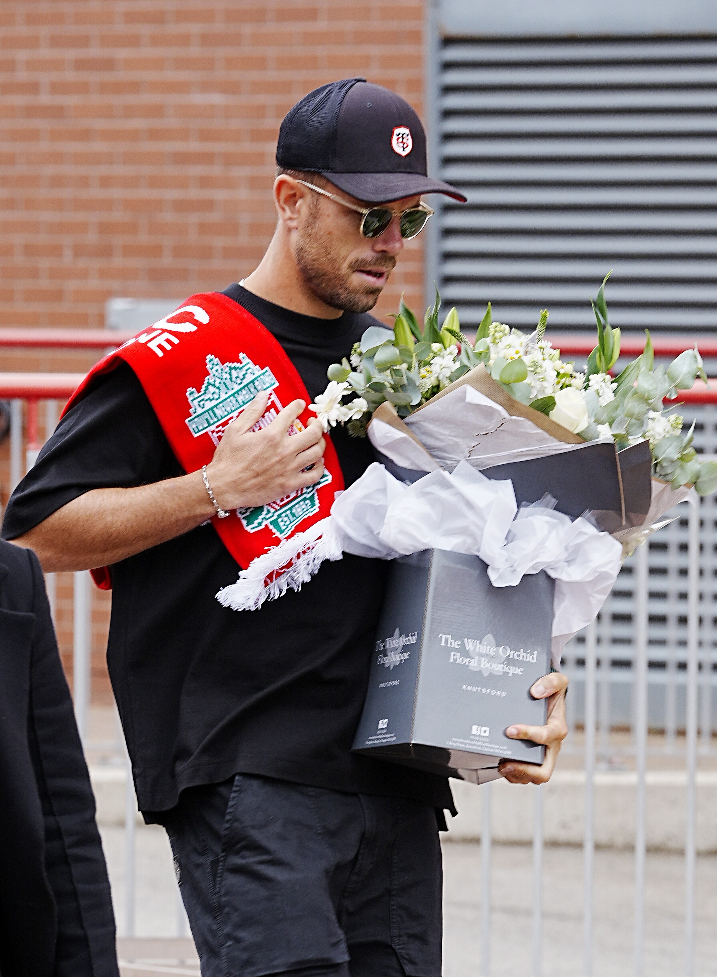 Jordan Henderson disperato ad Anfield per Diogo Jota: le foto che ...