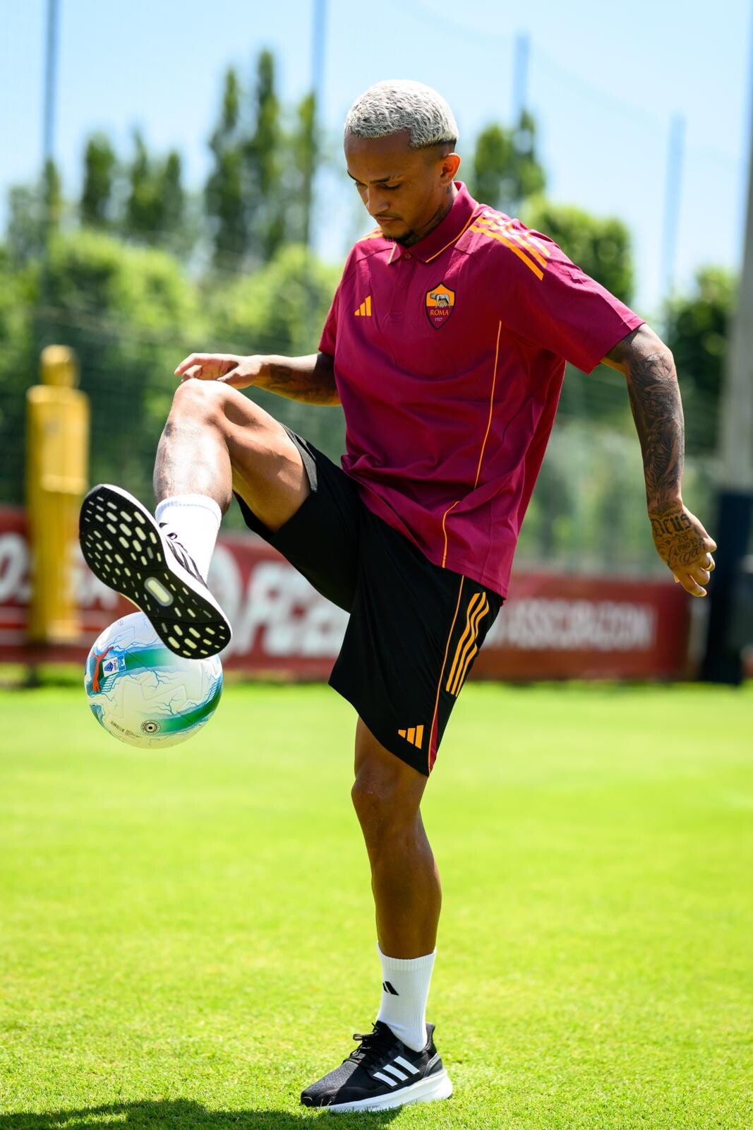 Wesley in posa con la maglia della Roma: ecco le prime foto