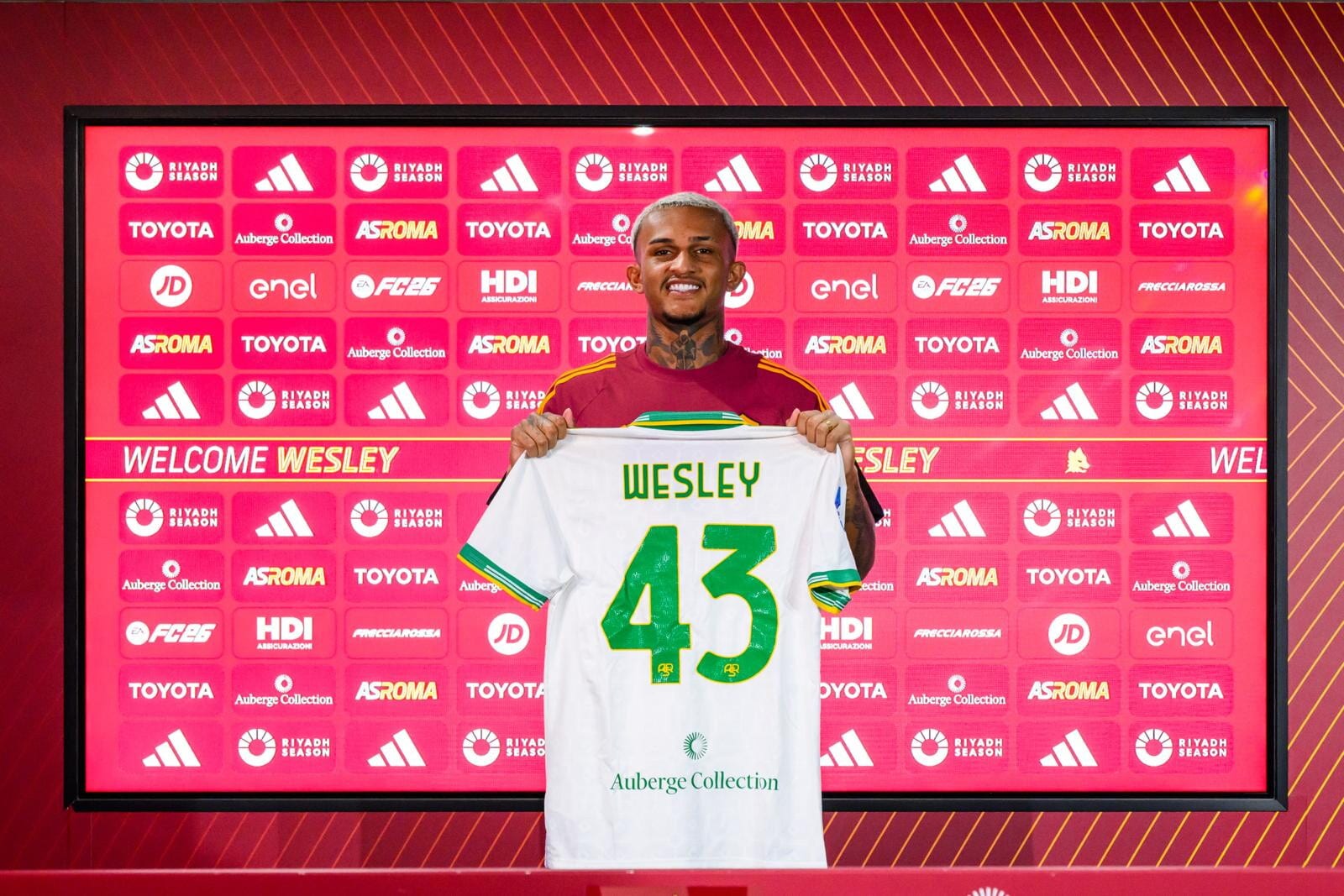 Wesley in posa con la maglia della Roma: ecco le prime foto
