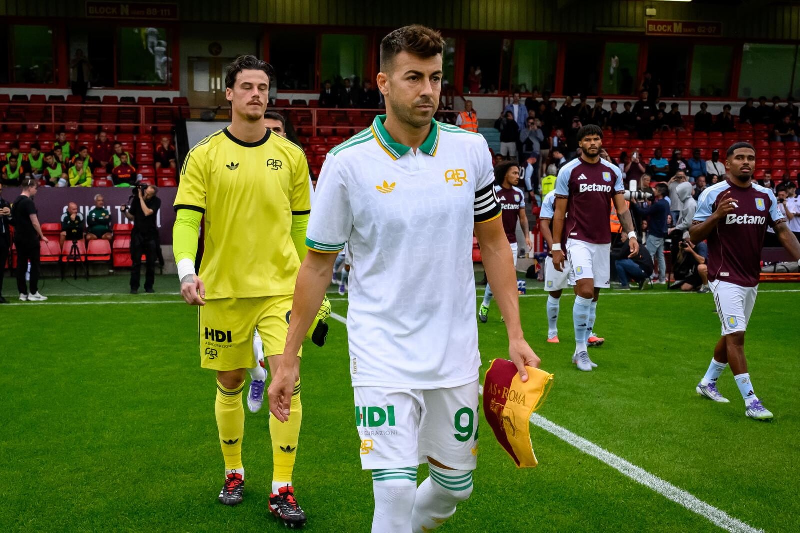 La Roma mostra la terza maglia con El Shaarawy capitano