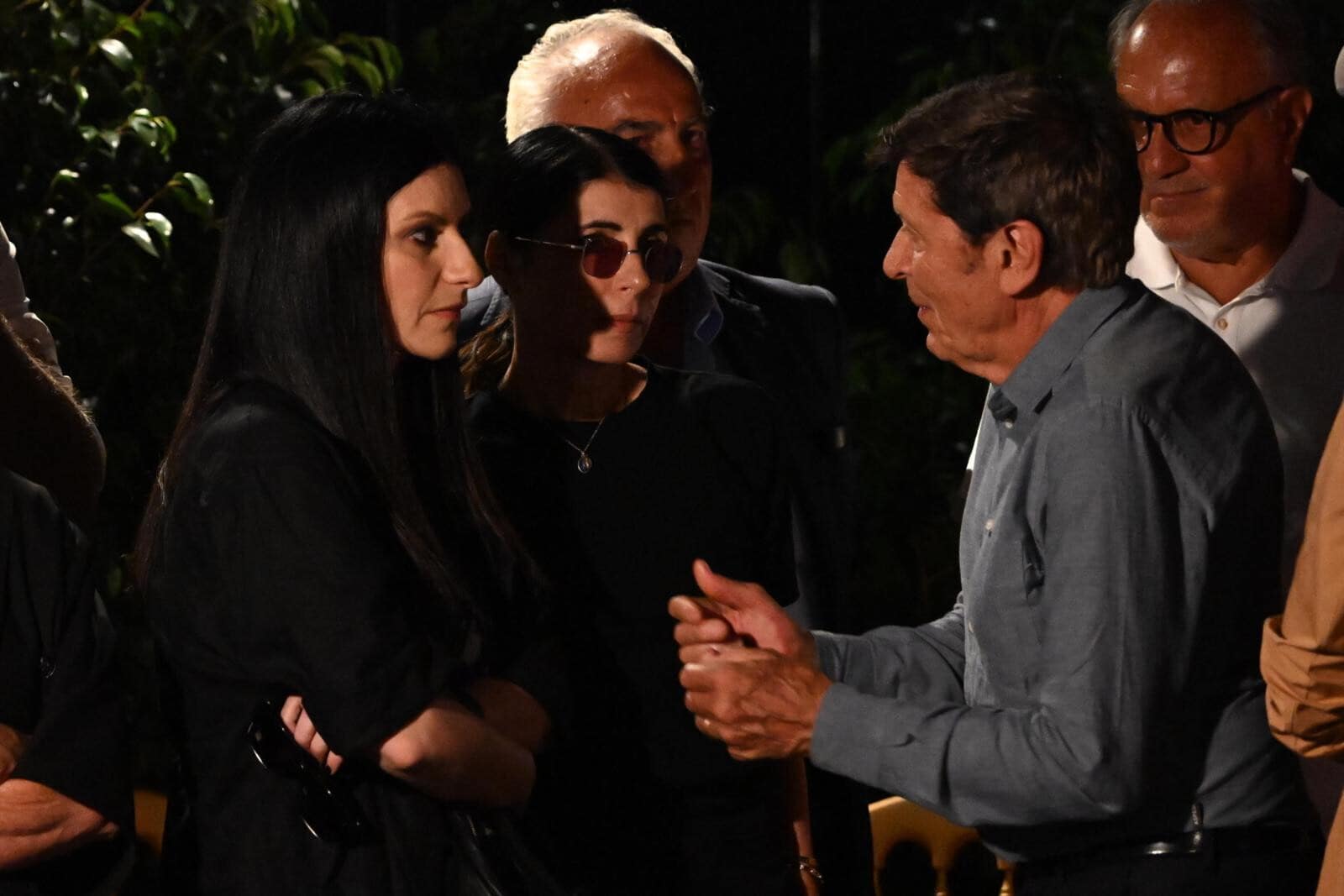 Laura Pausini e Giorgia in lacrime davanti alla bara di Pippo Baudo: le ...